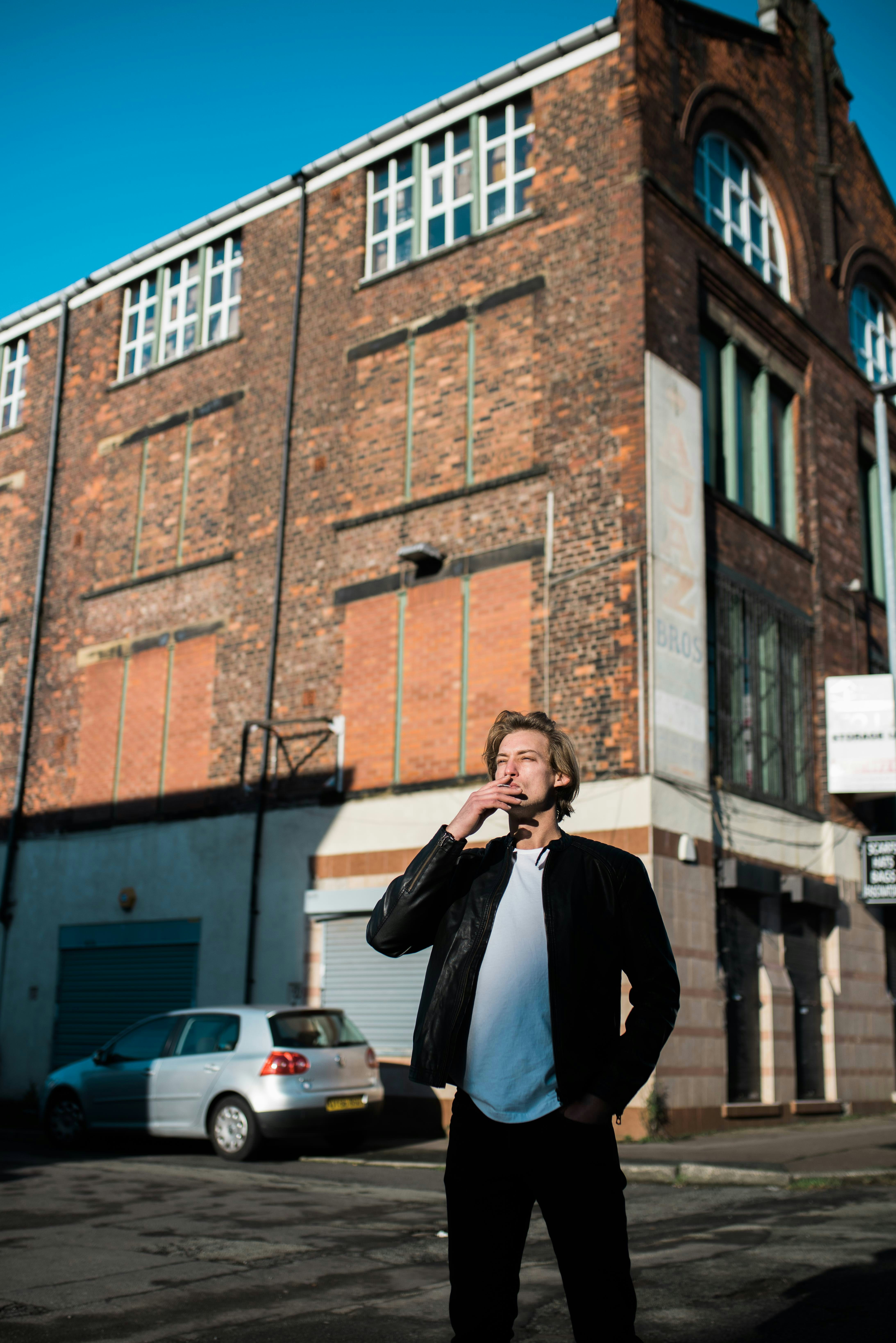 Une personne qui parle au téléphone cellulaire photo – Image gratuite ...