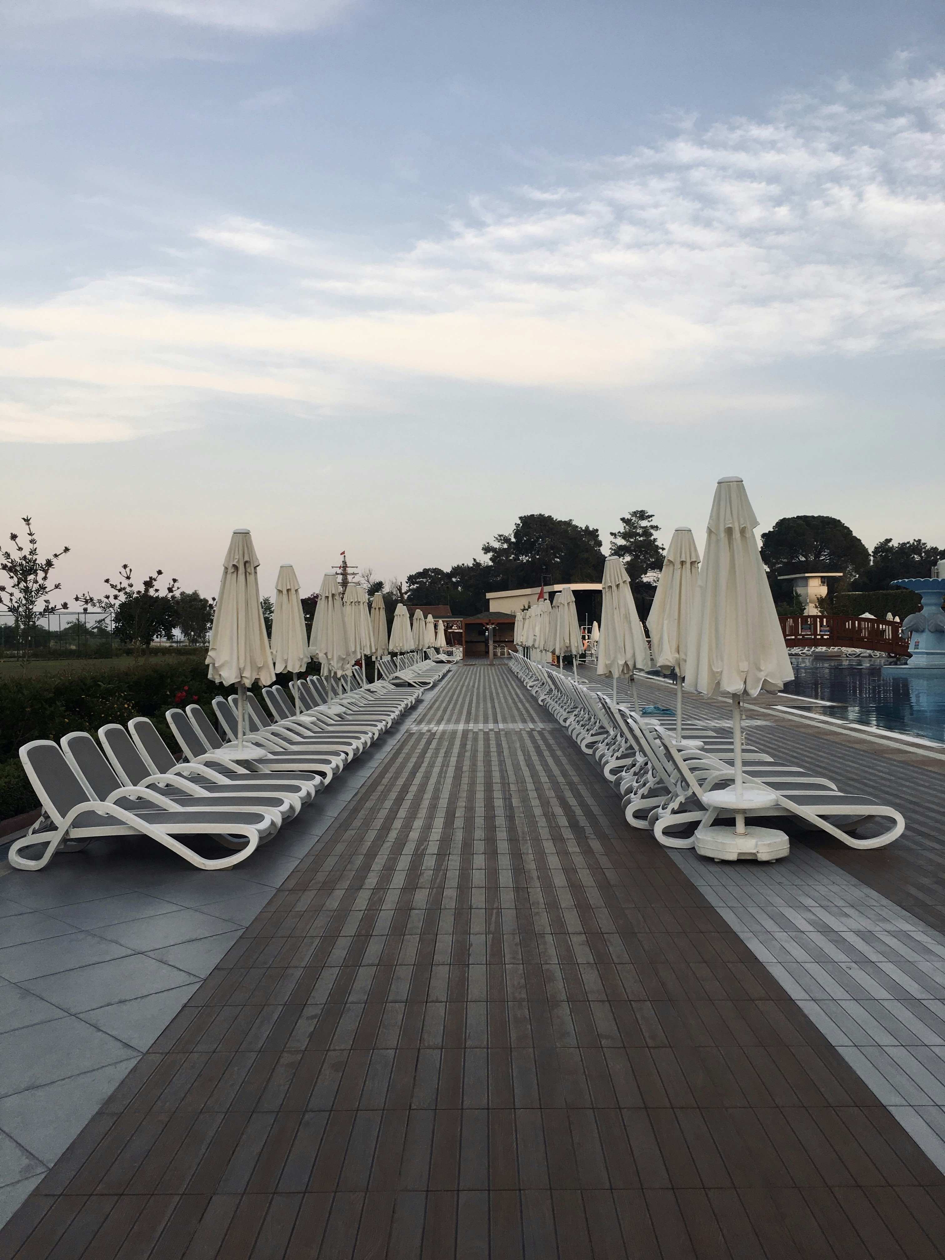 A row of white benches on a boardwalk photo – Free Turkey Image on Unsplash