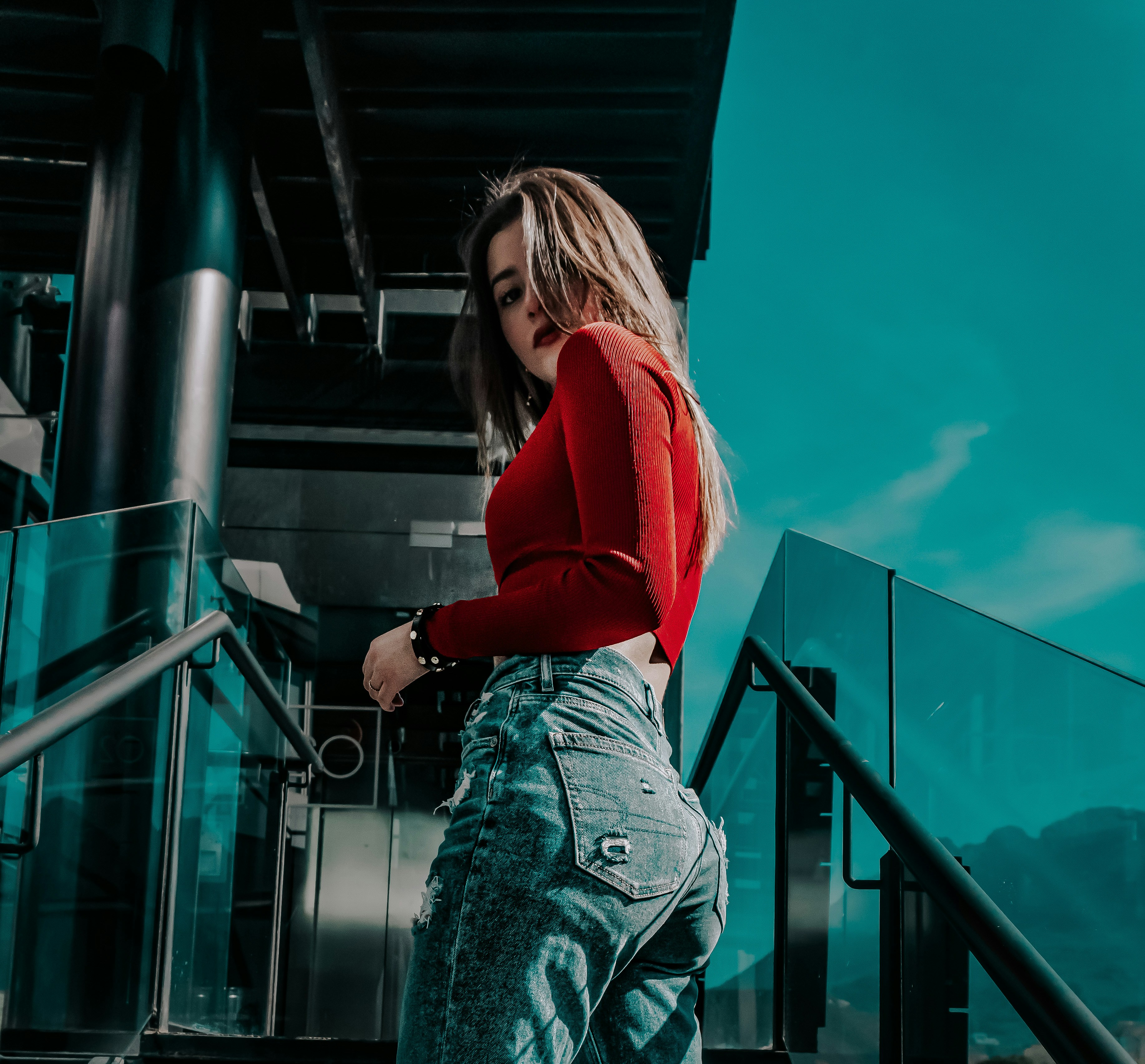 A person leaning on a railing photo – Free Hair Image on Unsplash