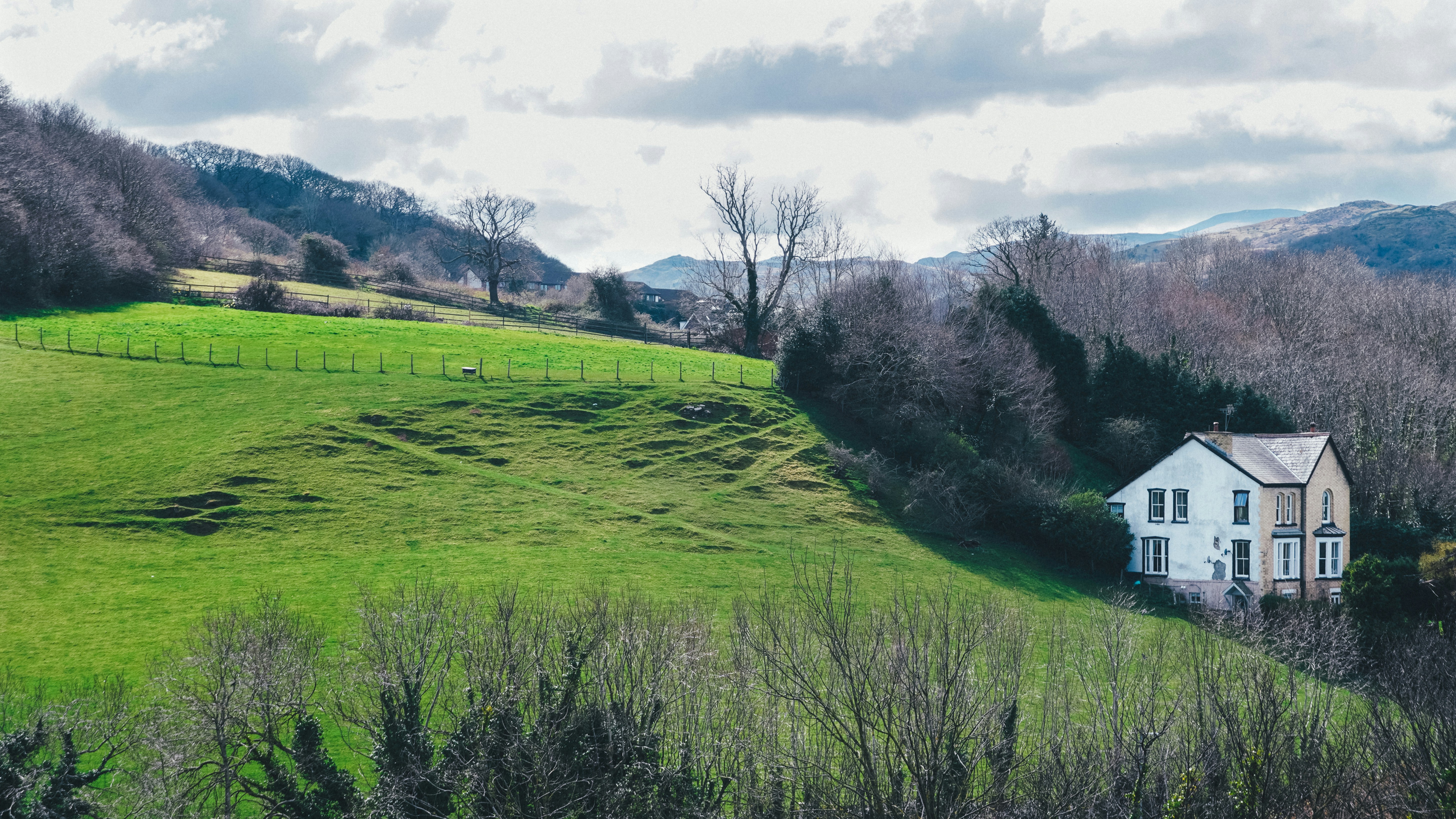A house in a grassy field photo – Free Conwy Image on Unsplash