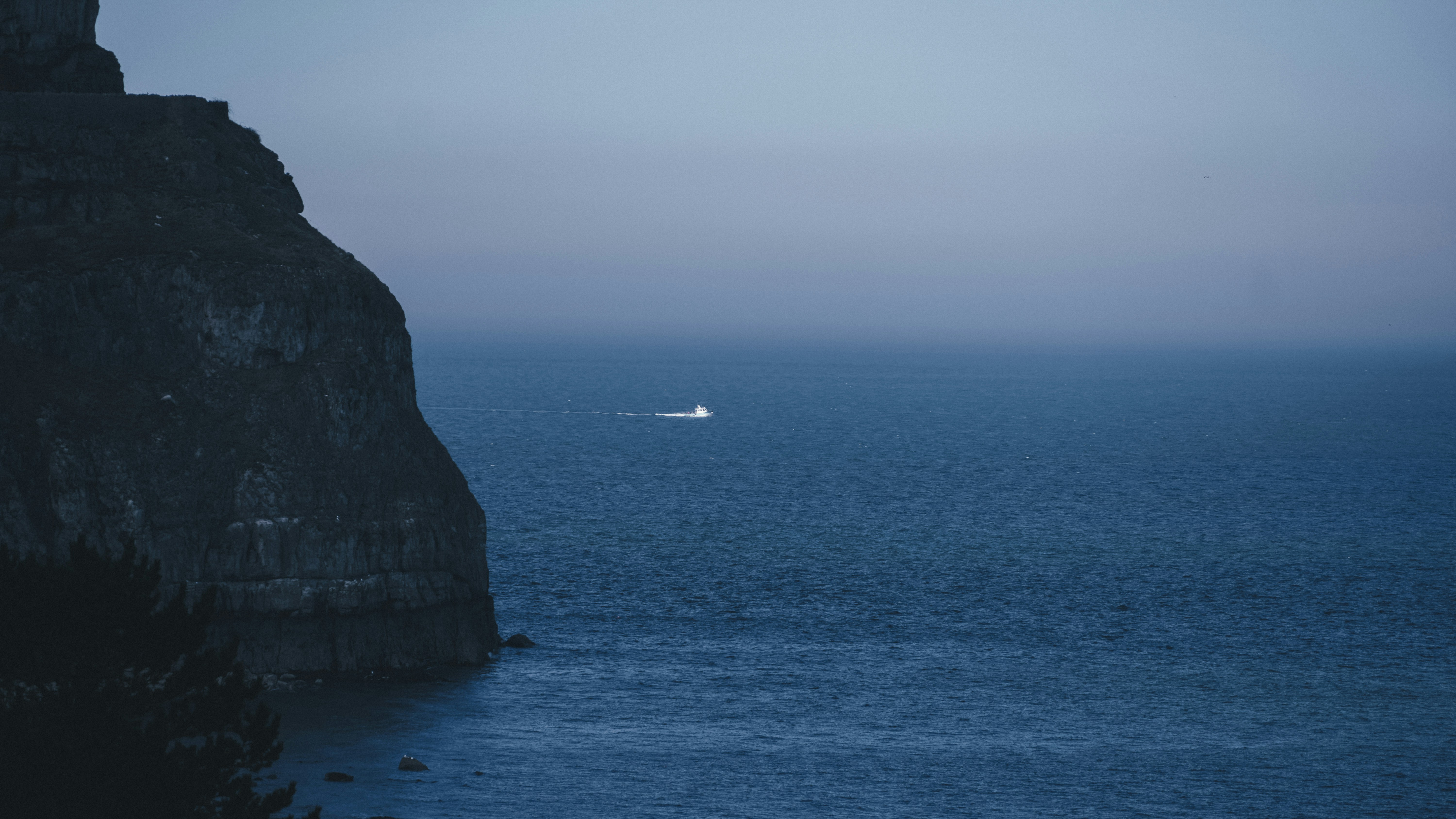 A cliff next to the ocean photo – Free Great orme Image on Unsplash