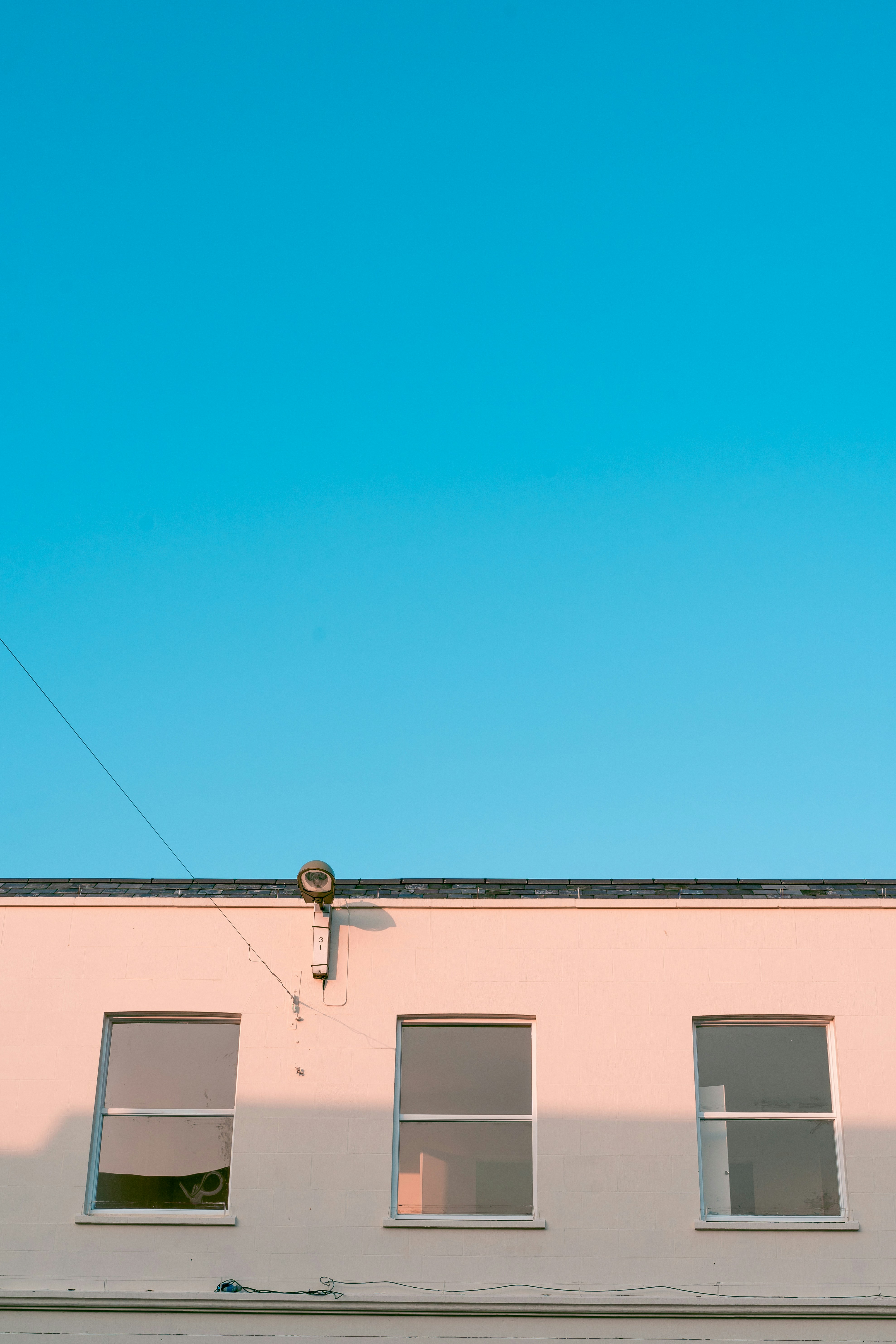 Un bâtiment avec des fenêtres et un ciel bleu photo – Photo Imeuble ...