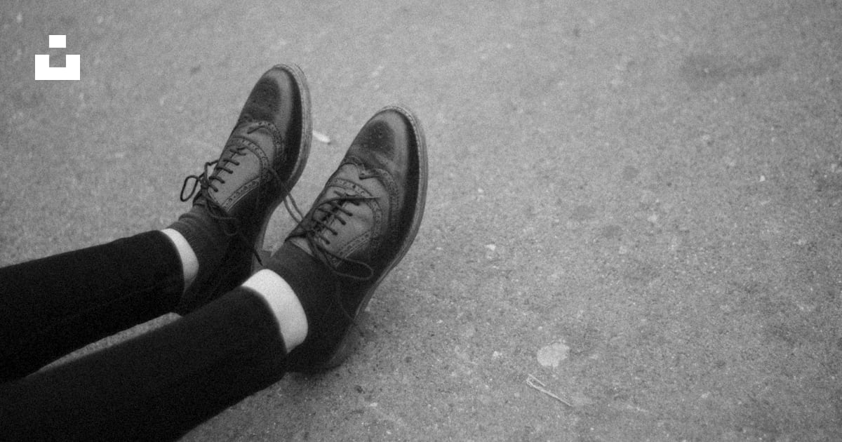 Foto Los Pies De Una Persona Sobre Una Superficie De Concreto Imagen