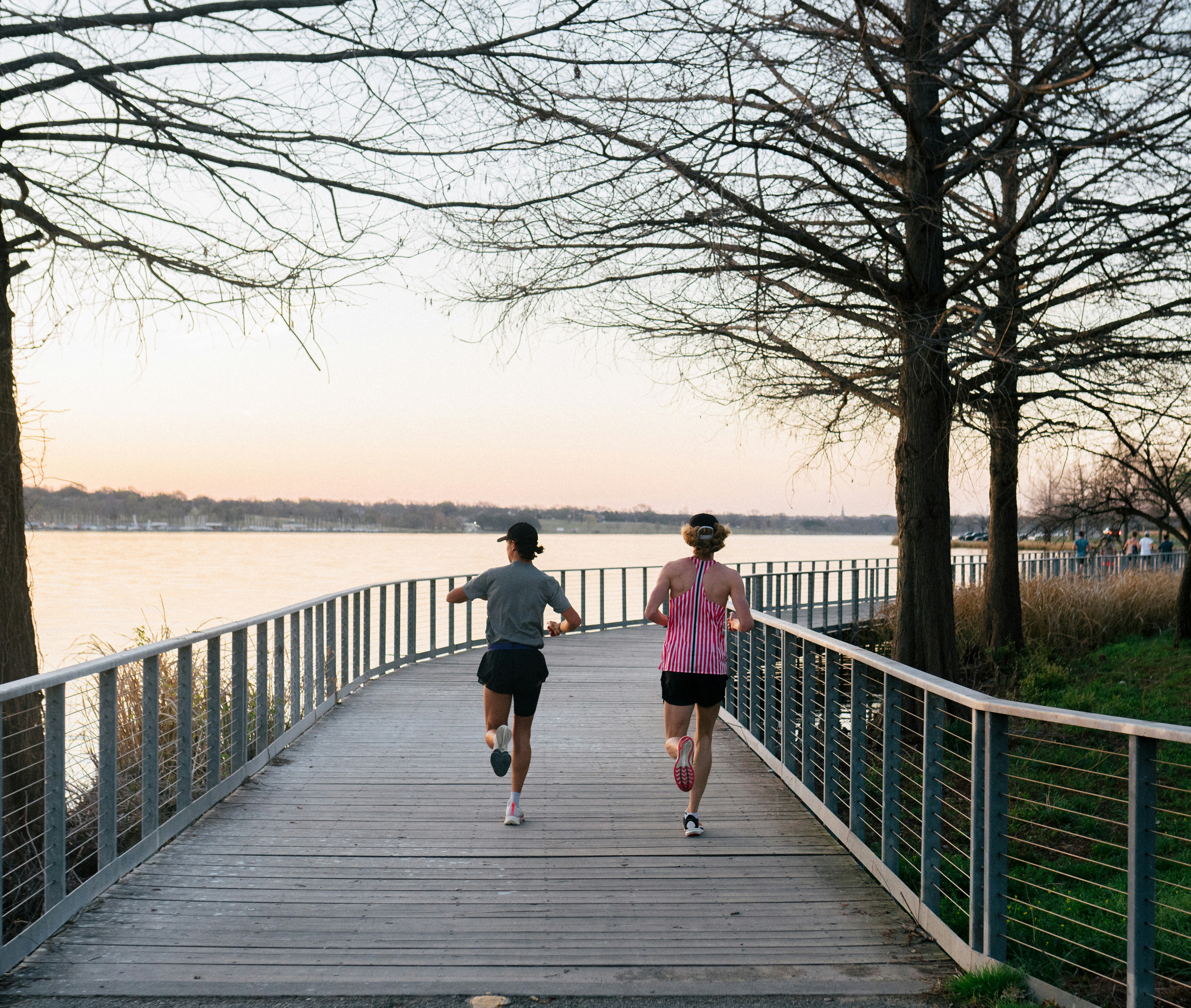 Un couple faisant du jogging sur un pont photo – Photo Humain Gratuite ...