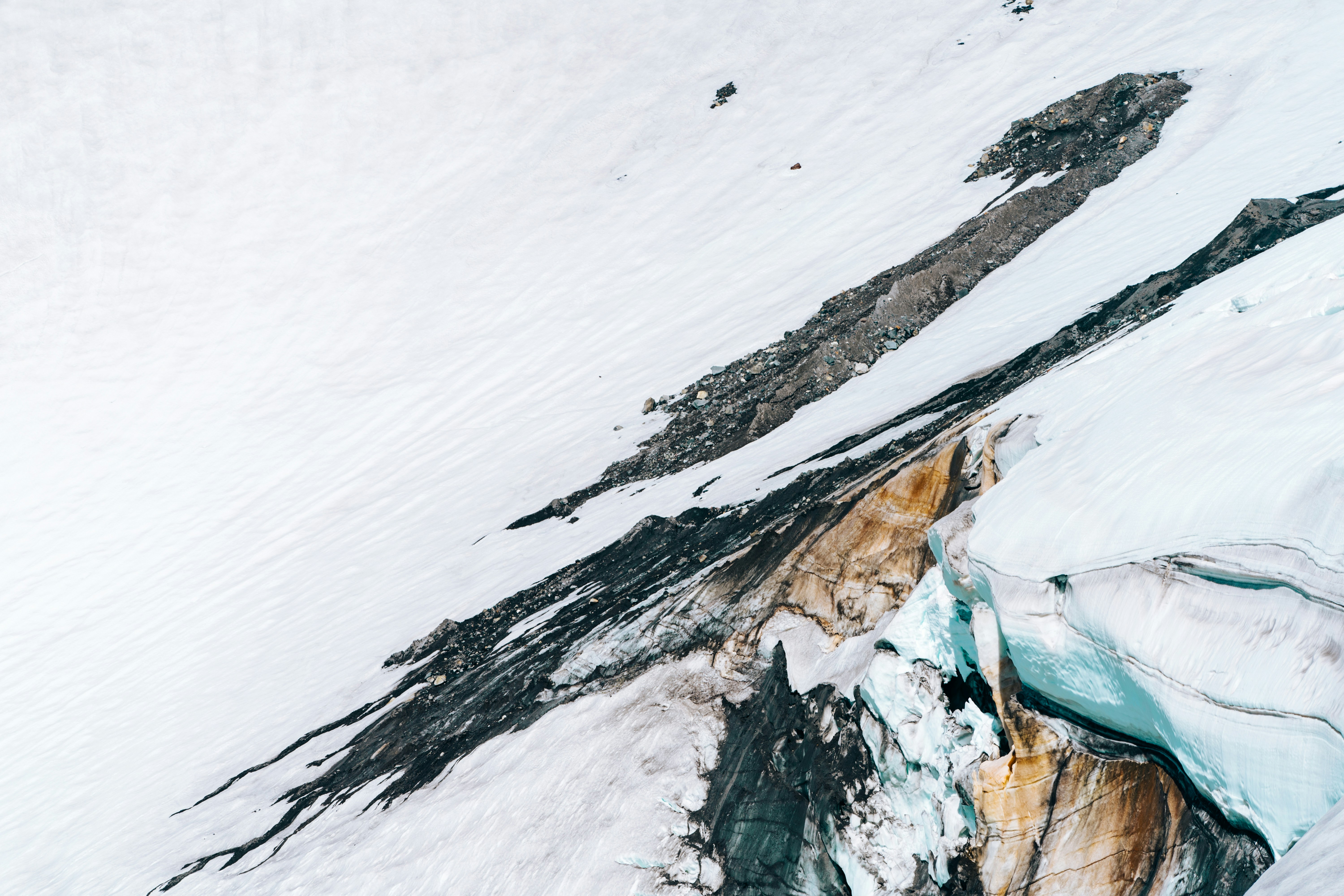 Un flanc de montagne enneigé photo – Image gratuite de Neige sur Unsplash