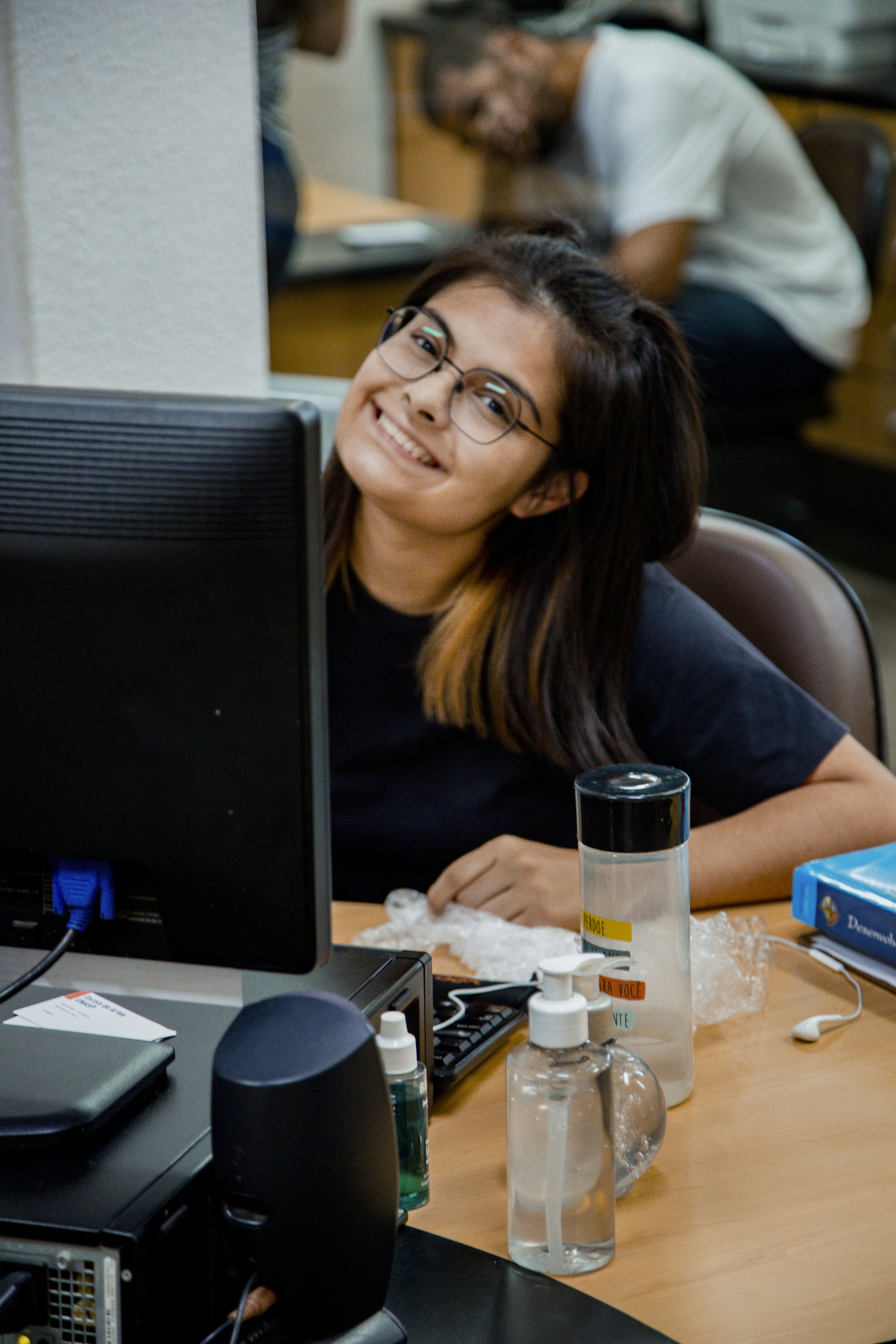 Une personne assise à un bureau photo – Photo Humain Gratuite sur Unsplash