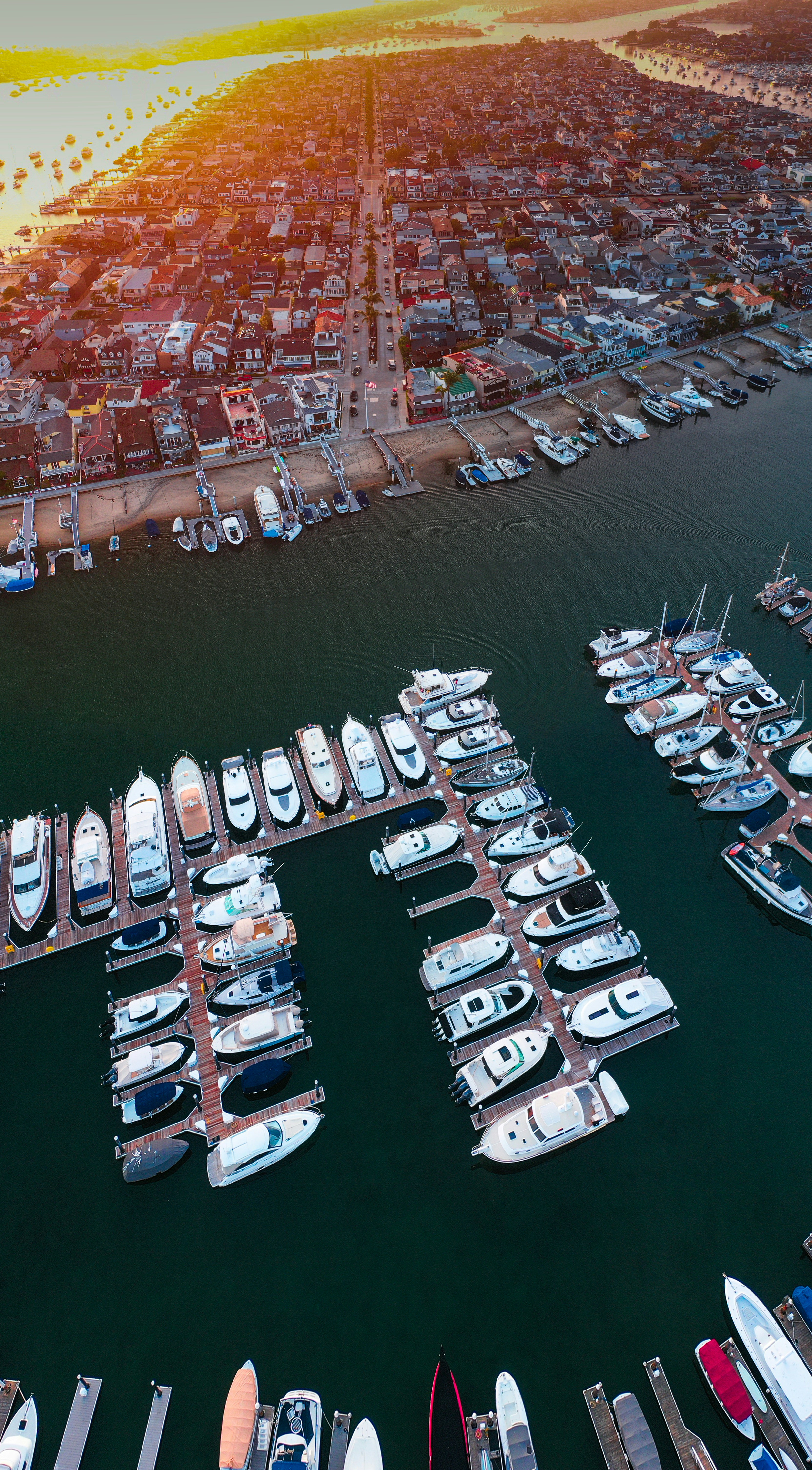 Un gran grupo de barcos en un puerto foto – Imagen de Playa de Newport ...