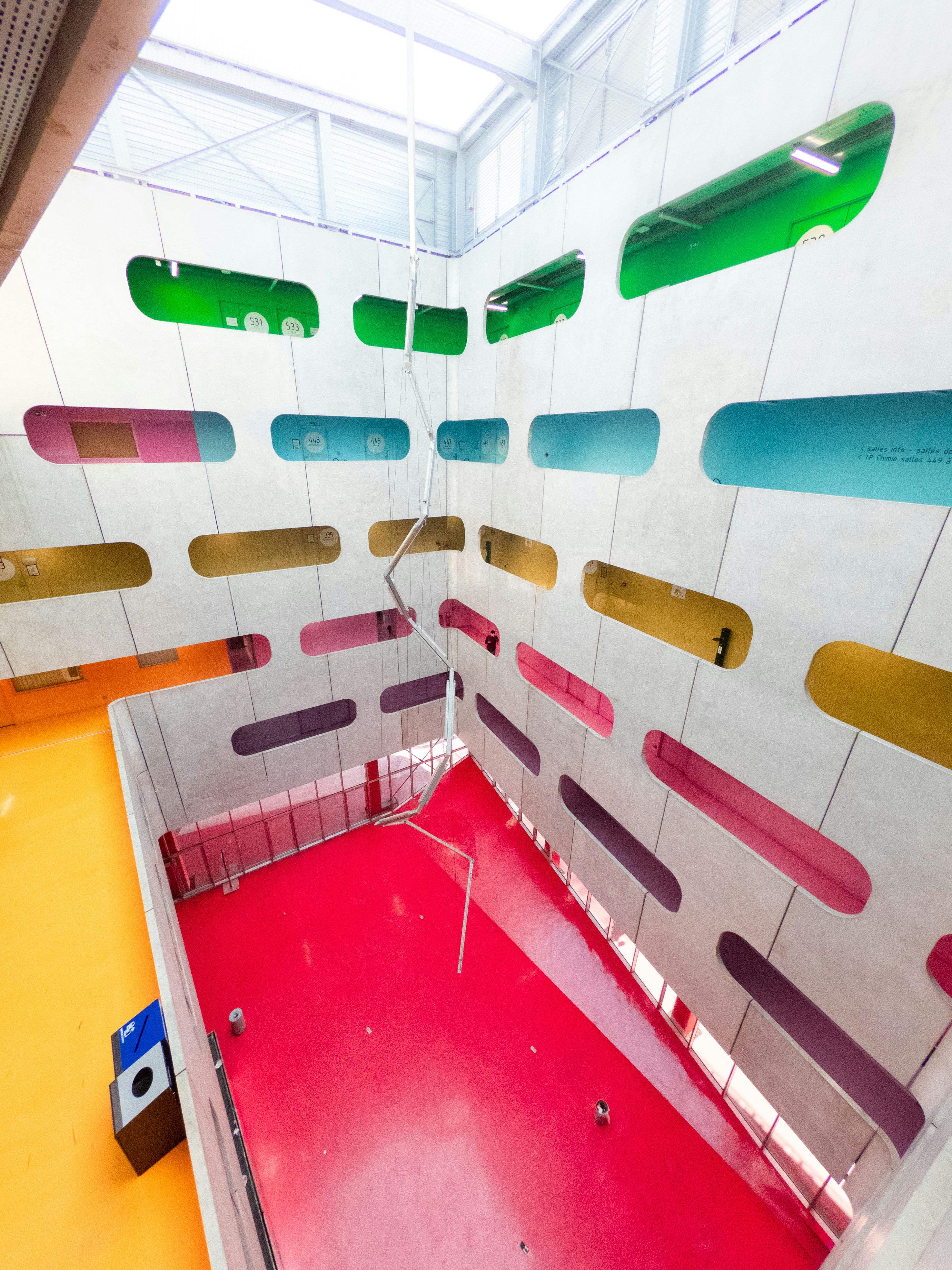 Foto Una habitación con un piso rojo y una pared colorida – Imagen ...