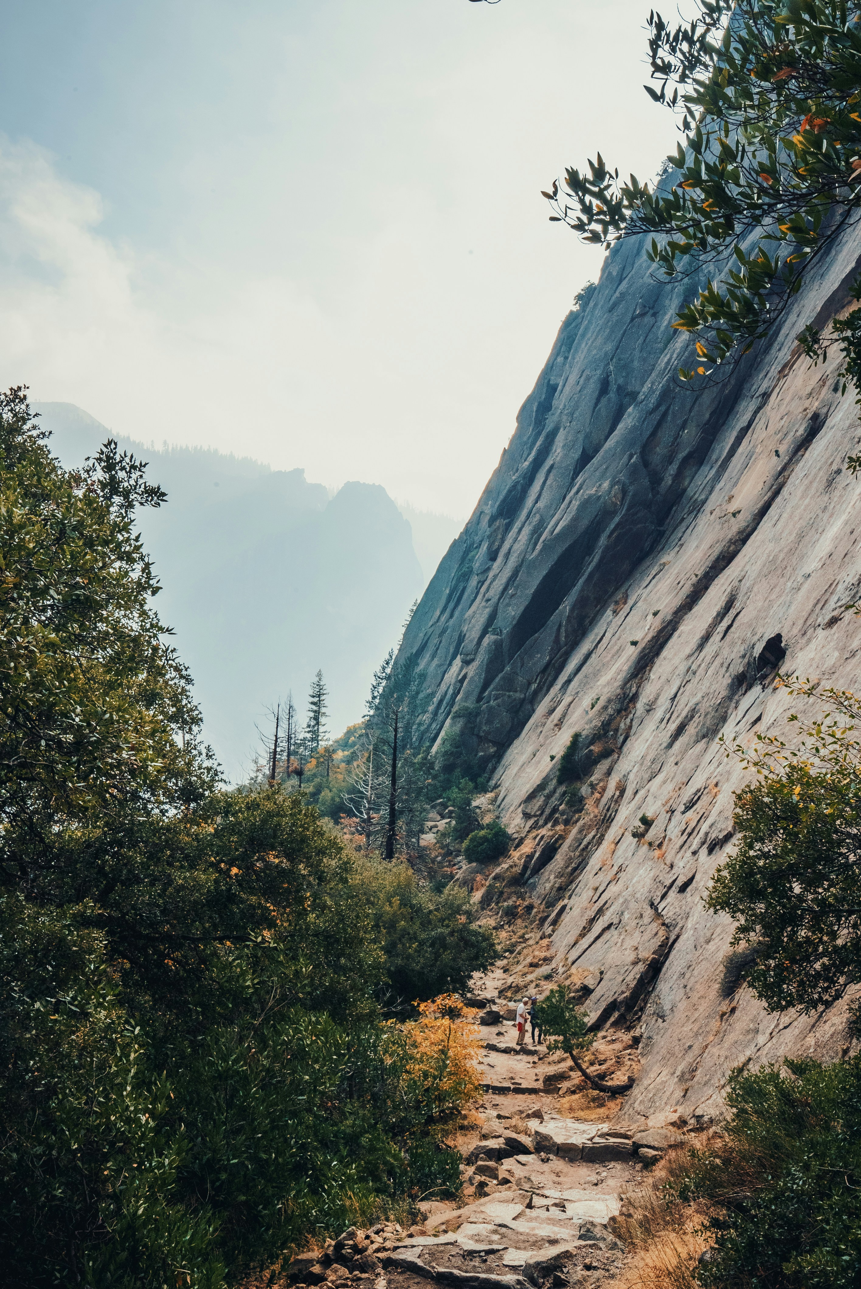 Une montagne rocheuse avec un sentier qui monte sur le flanc photo ...