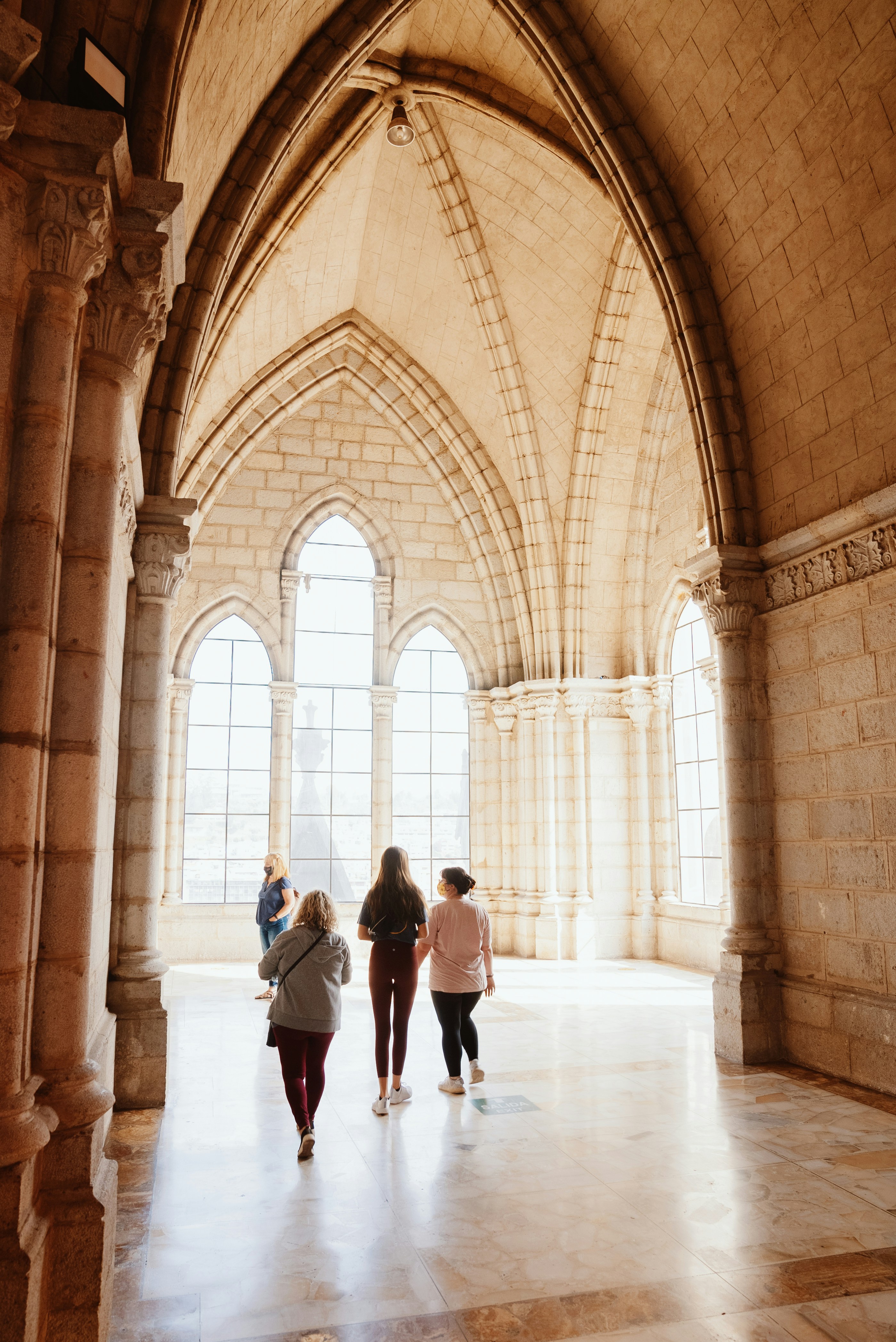 A group of people walking through a large building photo – Free Quito ...