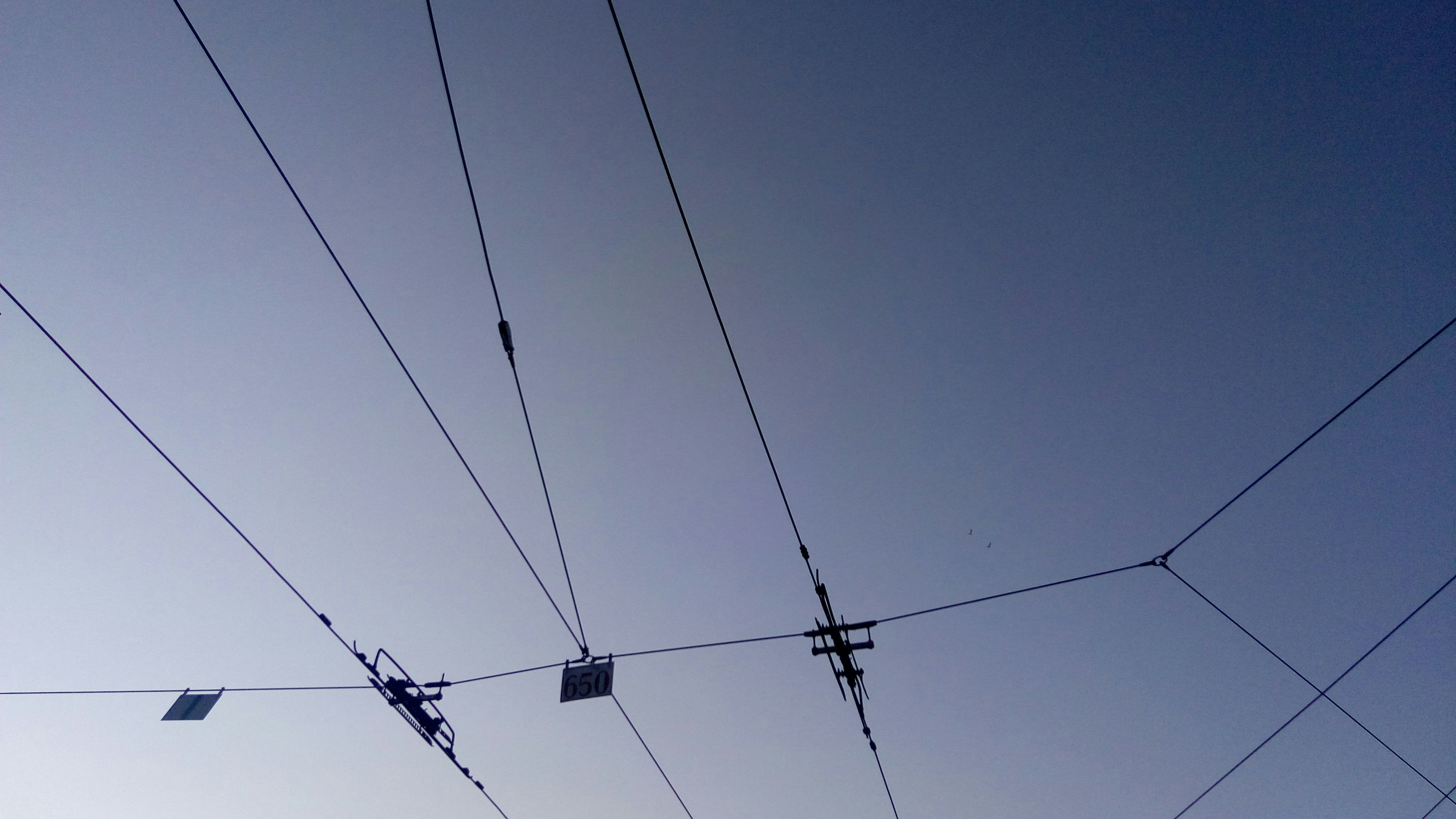 Foto Líneas eléctricas y cables contra un cielo azul – Imagen Cable ...