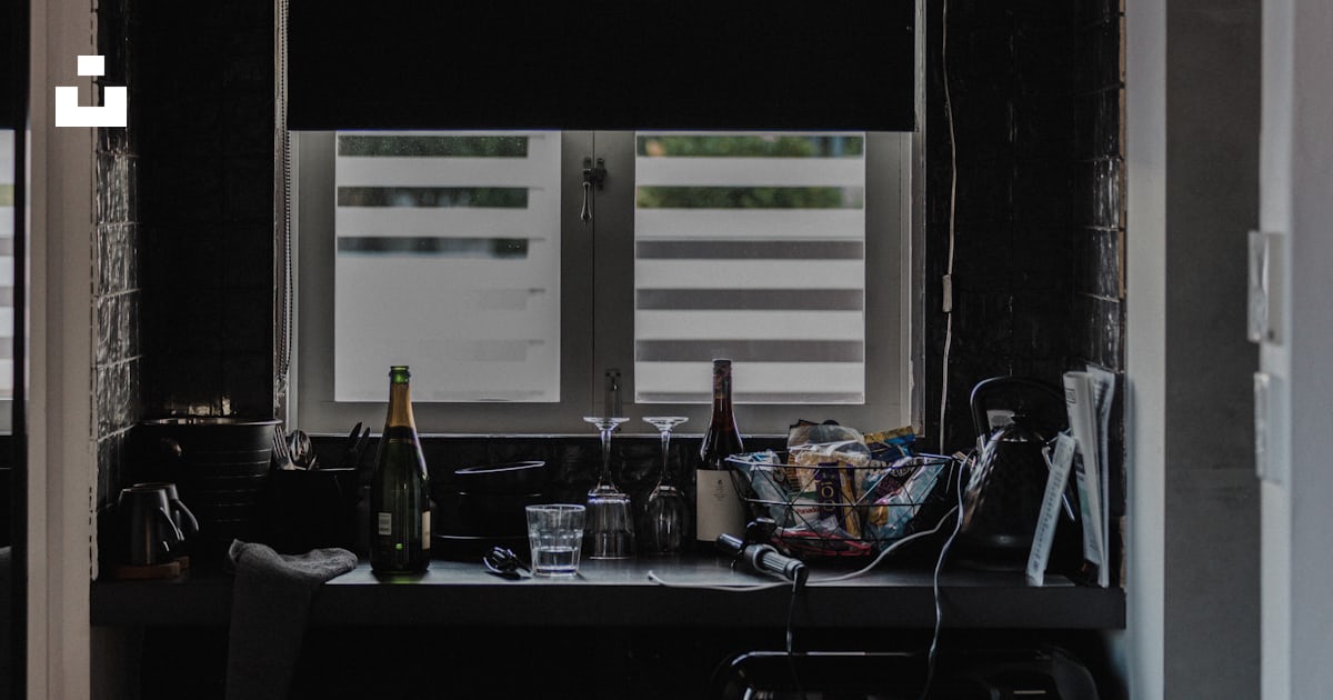 黒いカウンタートップと私があなたを探すという看板のあるキッチンの写真 Unsplashの無料クーランガッタqld 4225写真