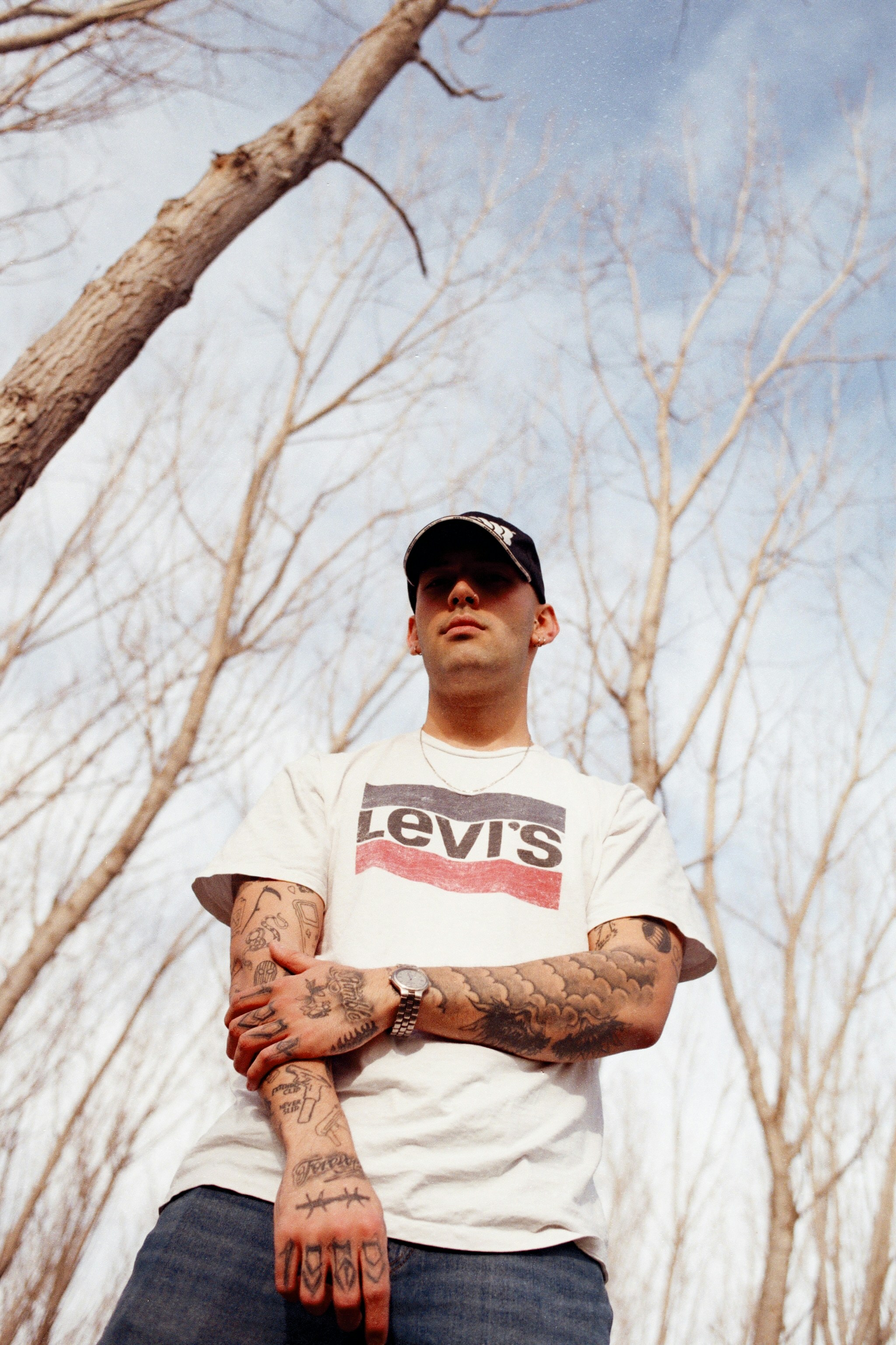 Un homme tatoué debout devant un arbre photo – Photo Dinde Gratuite sur ...