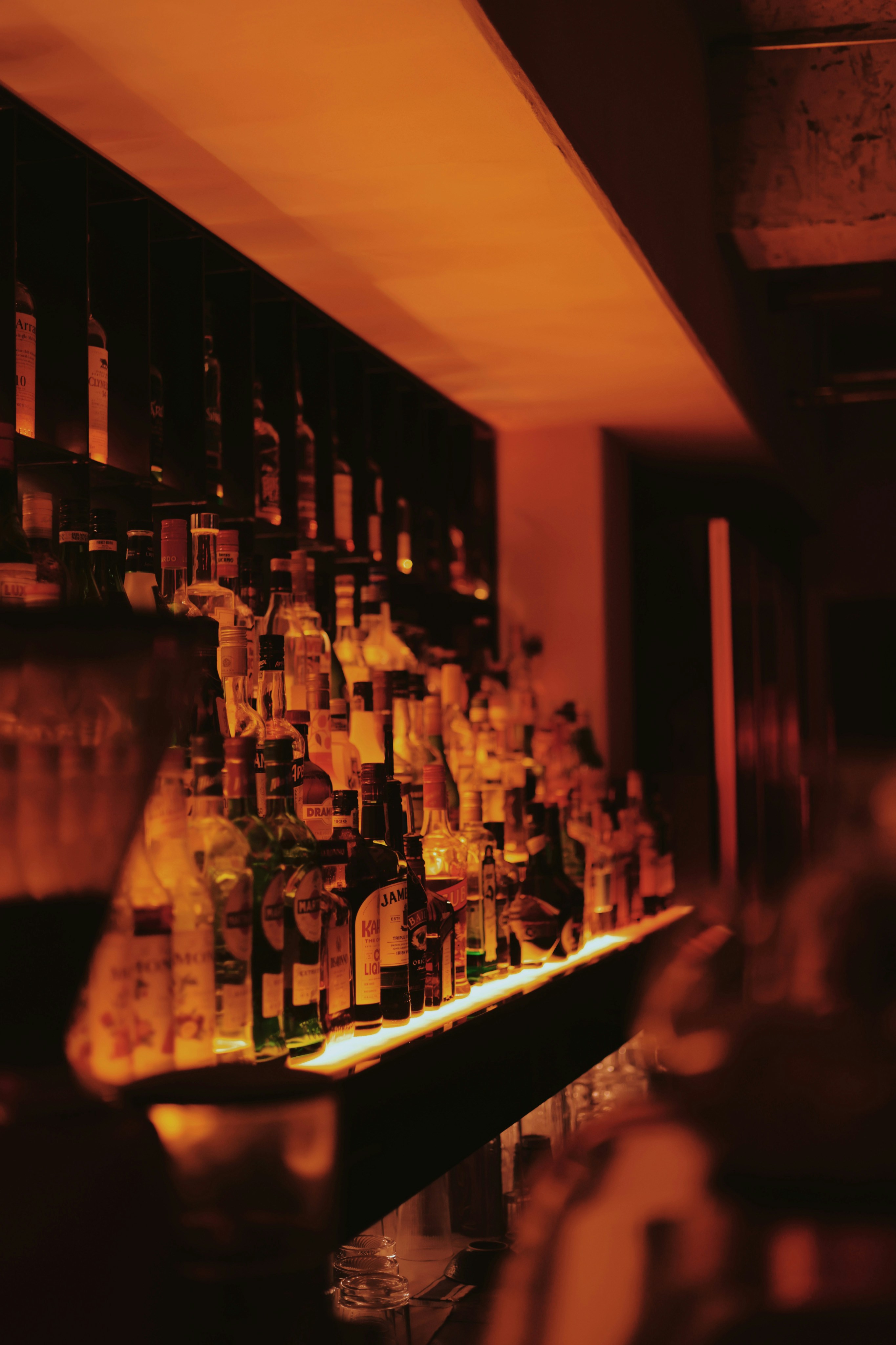 Un bar lleno de muchas botellas de alcohol foto – Imagen de Café ...