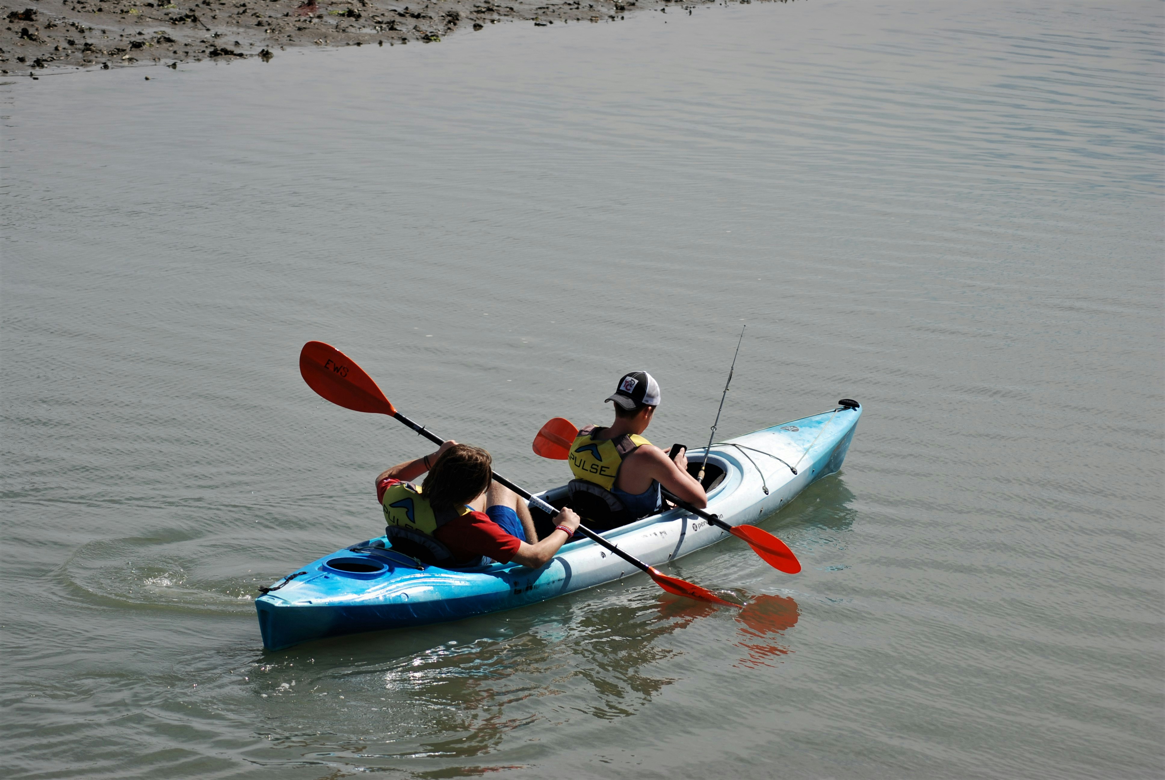 A couple of people that are in a kayak photo – Free Human Image on Unsplash