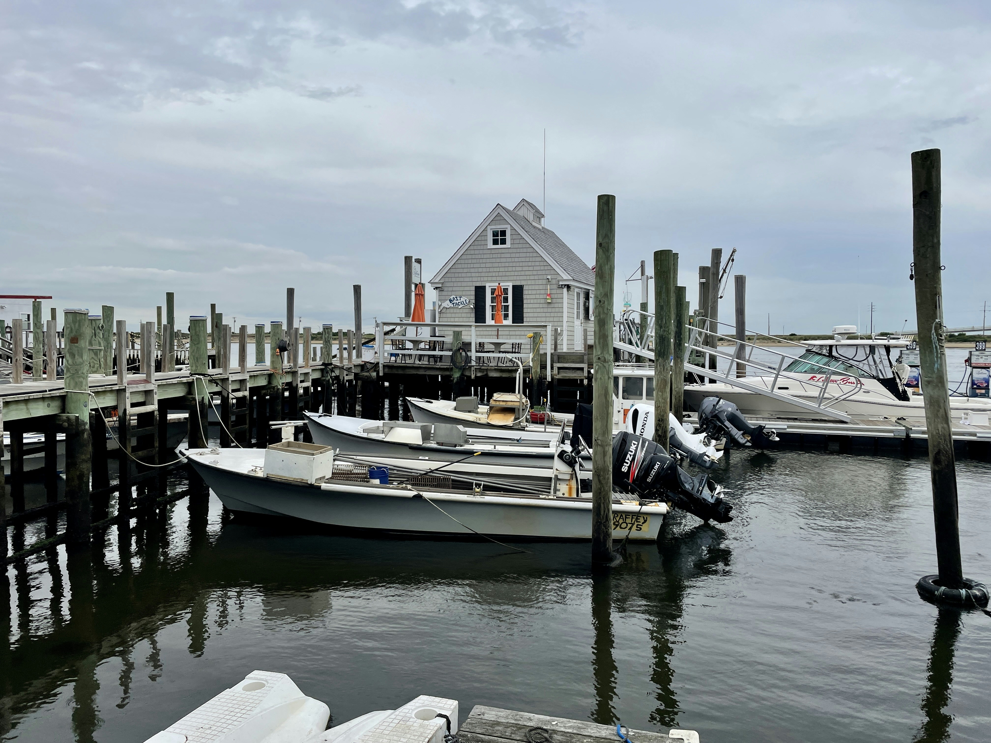 Un par de botes que están sentados en el agua foto – Imagen de Gris ...