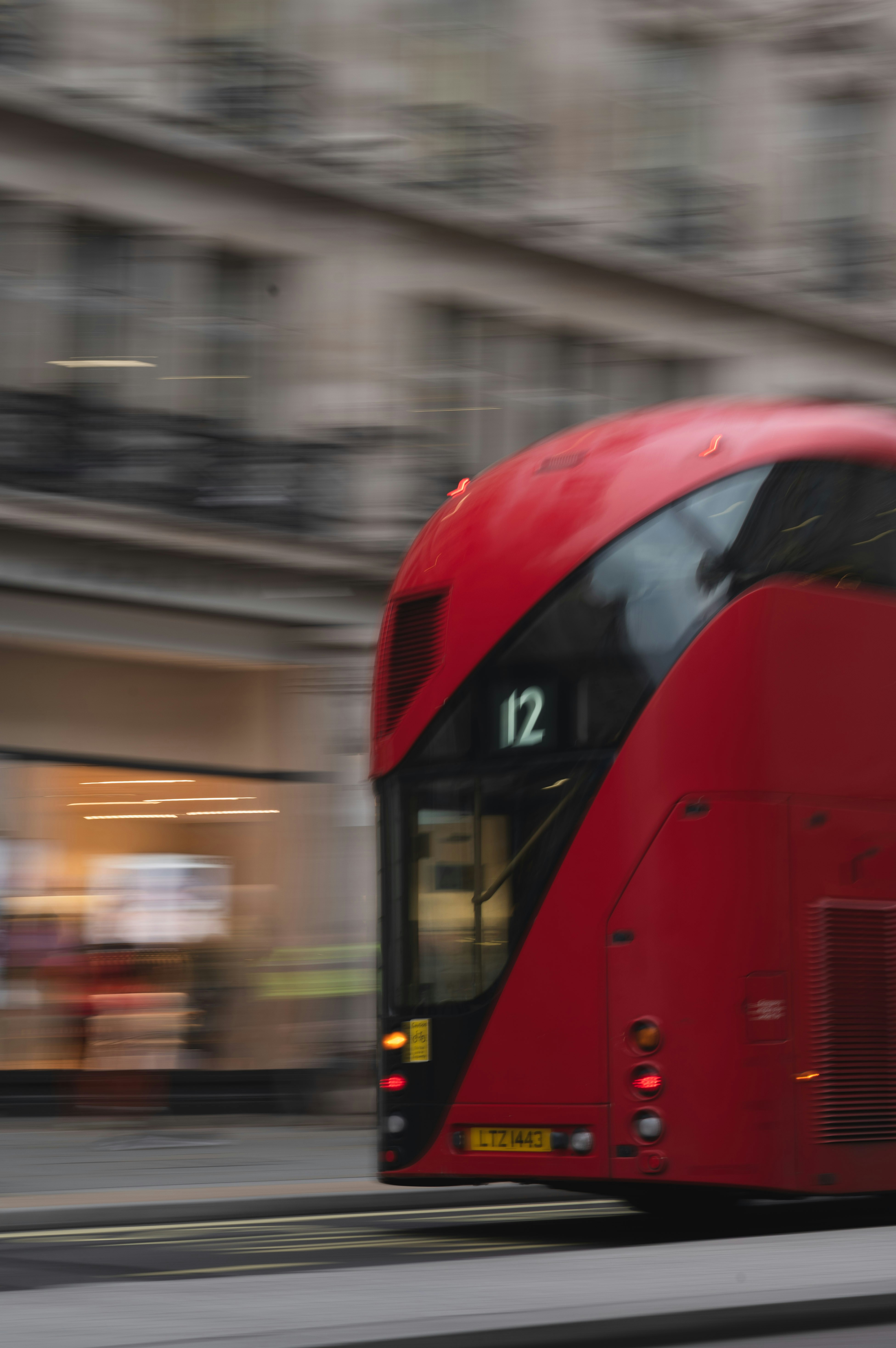 Un bus rouge à impériale descendant une rue photo – Photo Transport ...