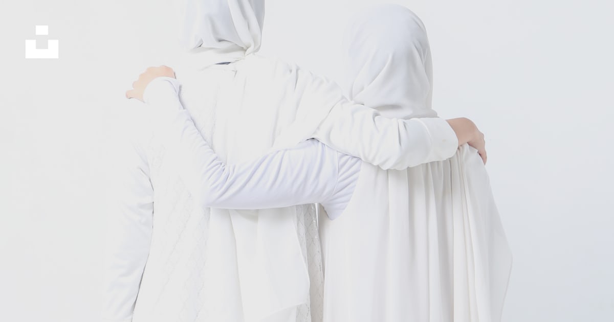 흰 옷을 입은 두 여자가 나란히 서 있다 사진 Unsplash의 무료 하얀 이미지