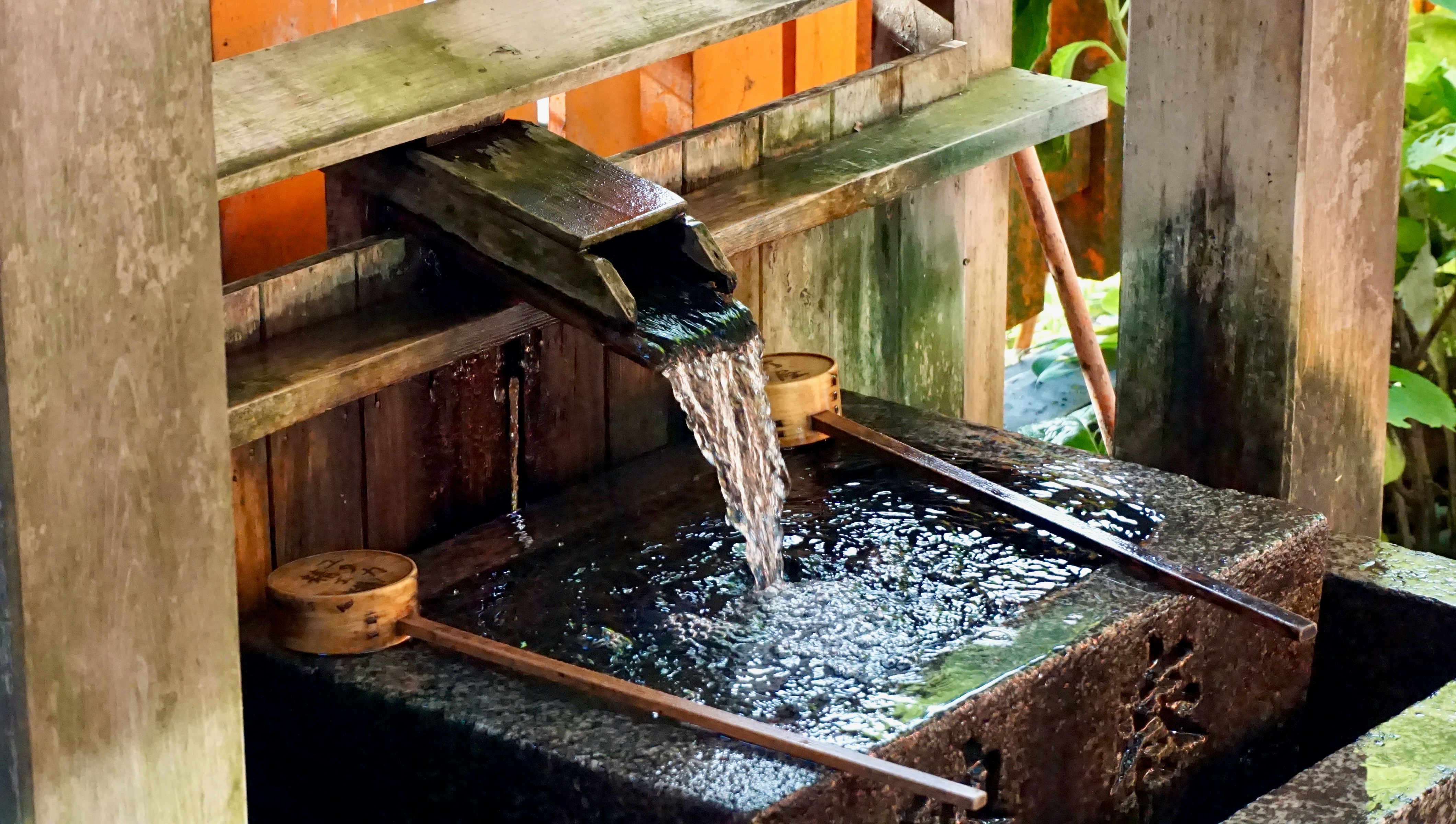 Une structure en bois avec de l’eau qui en coule photo – Photo Fushimi ...