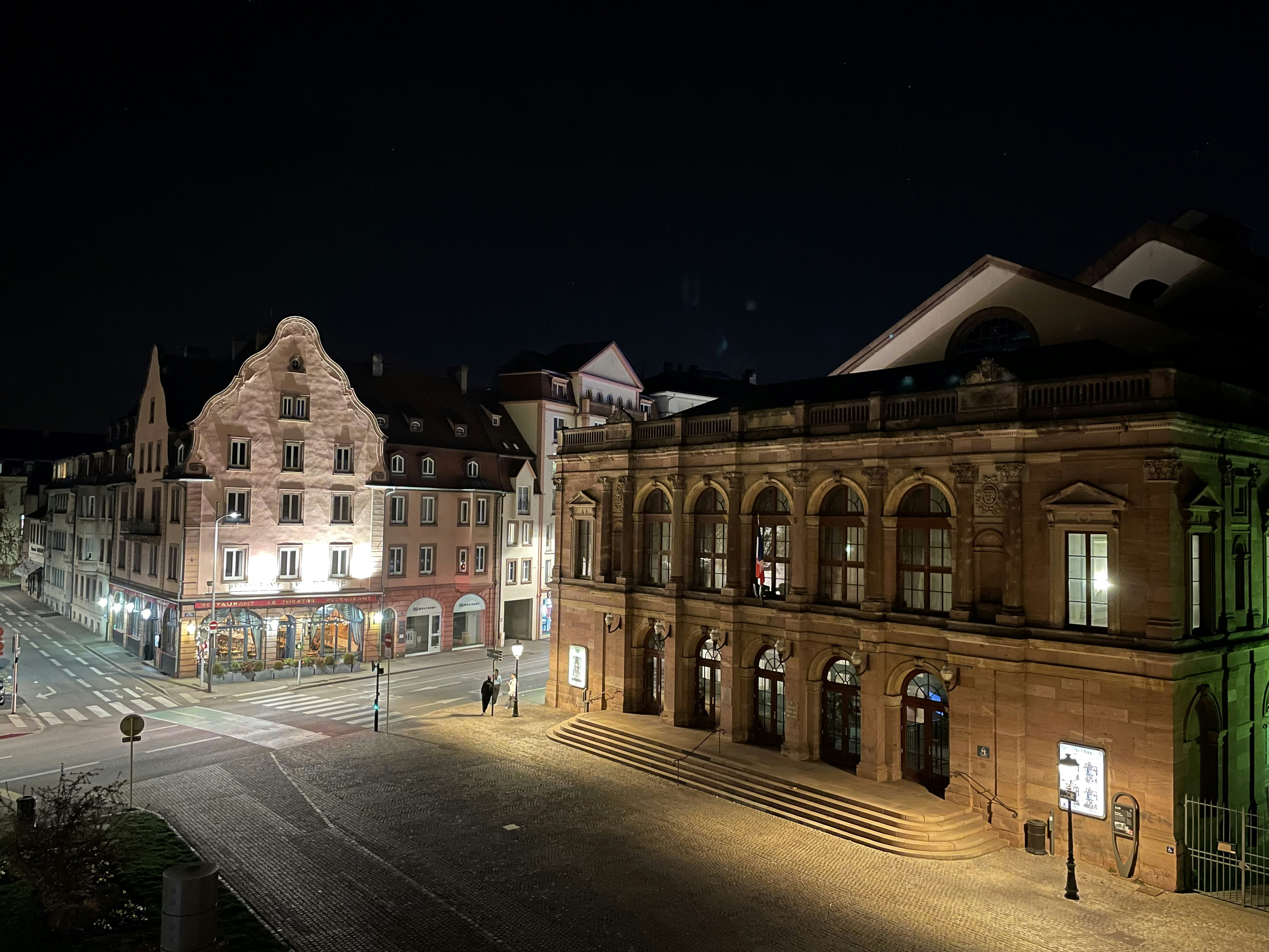 Una calle de la ciudad por la noche con edificios iluminados foto ...