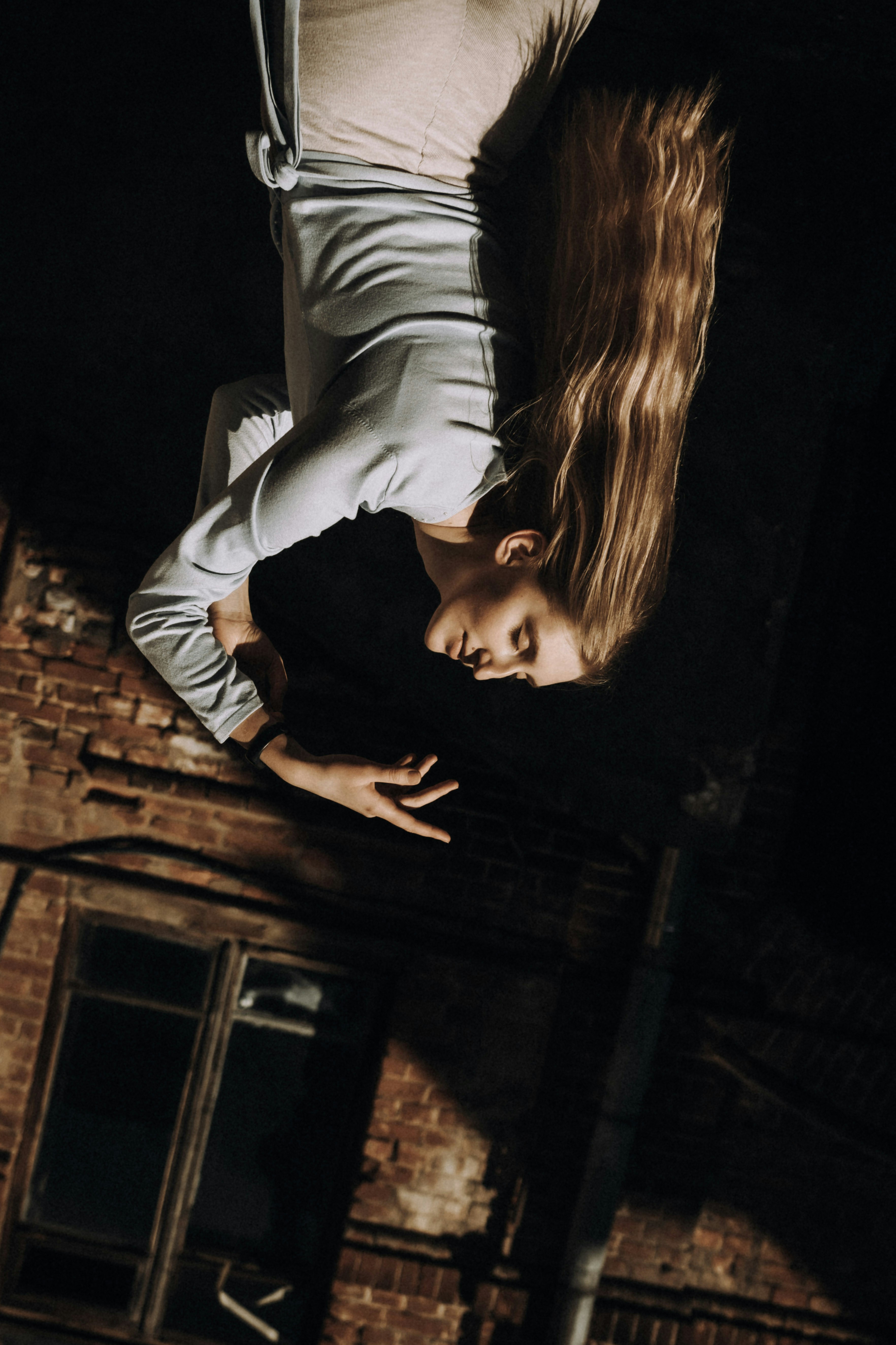 a woman laying on top of a building
