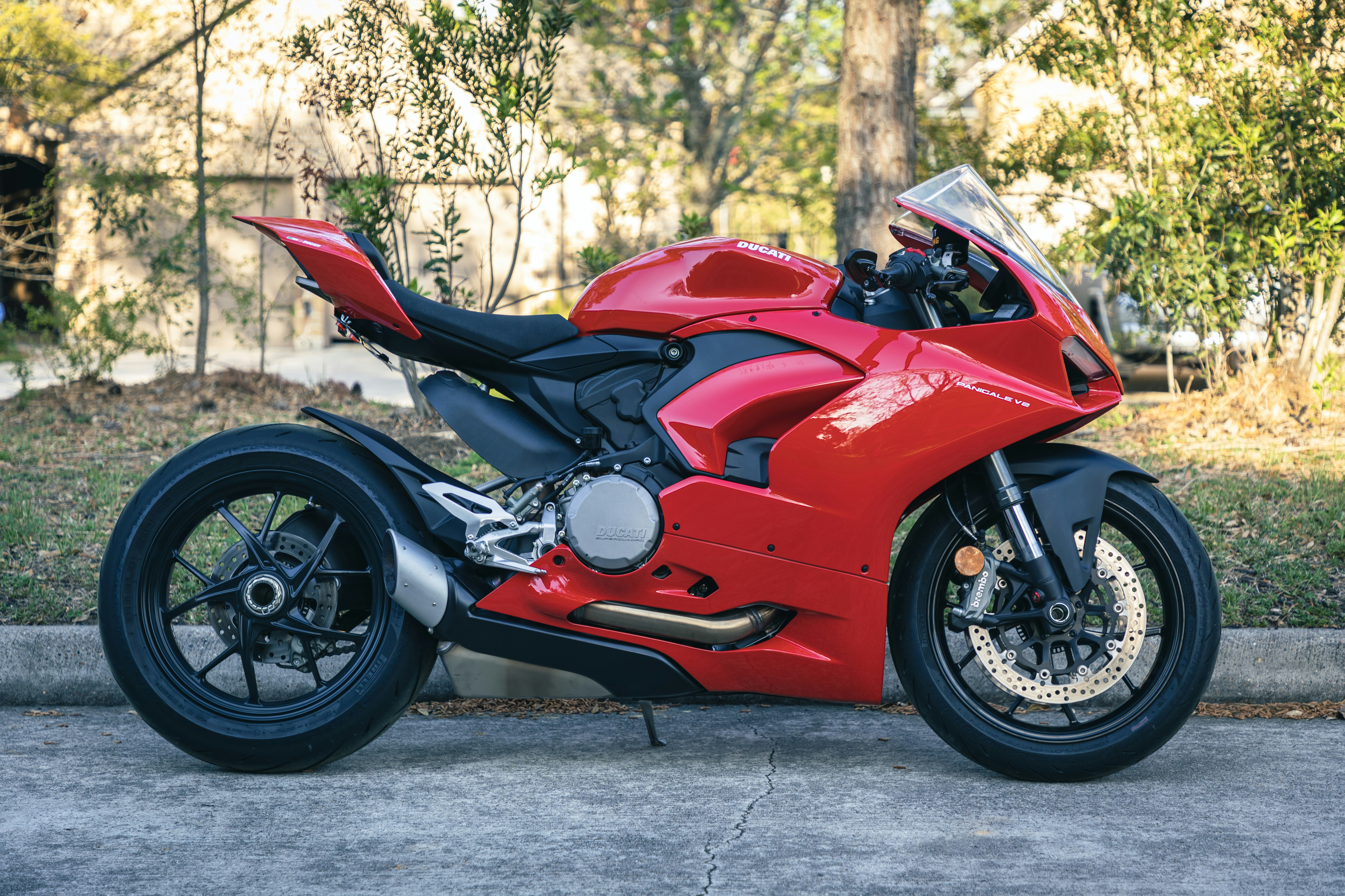 Una motocicleta roja estacionada al costado de la carretera foto ...