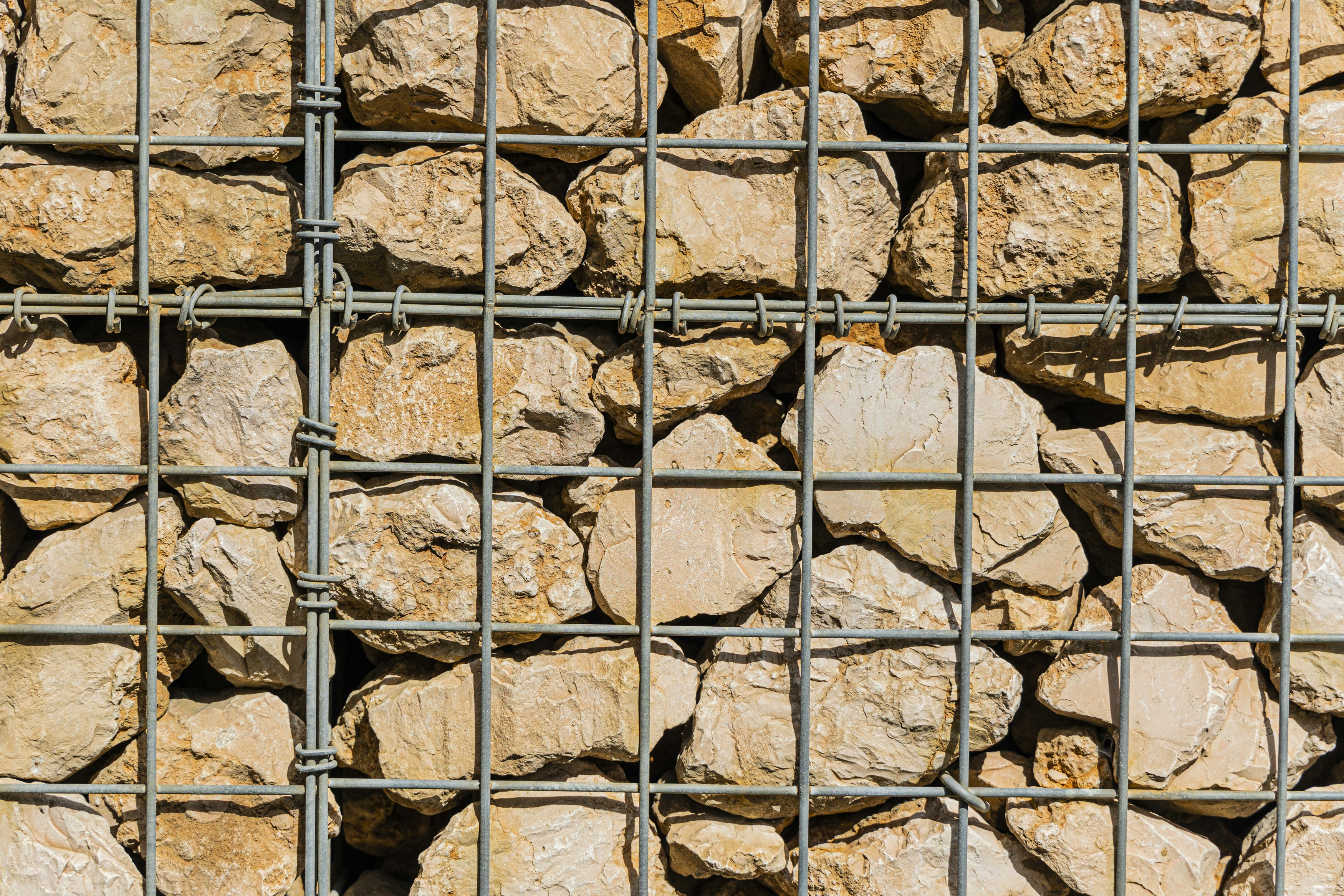 Un tas de roches qui sont dans une cage photo – Photo Macerie Gratuite ...