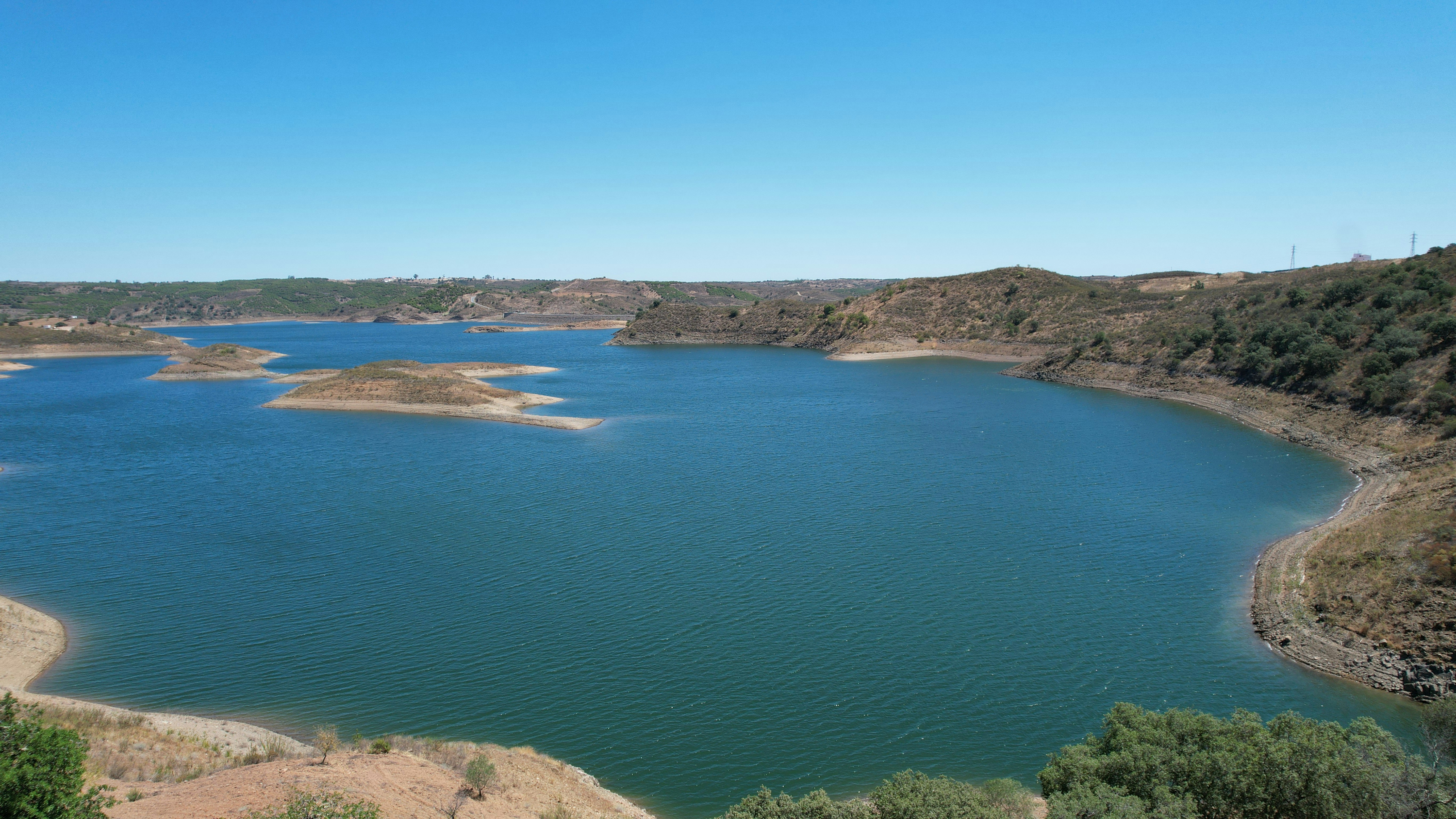 Azure Basin: Desert-Island Necklace in a Quiet Reservoir