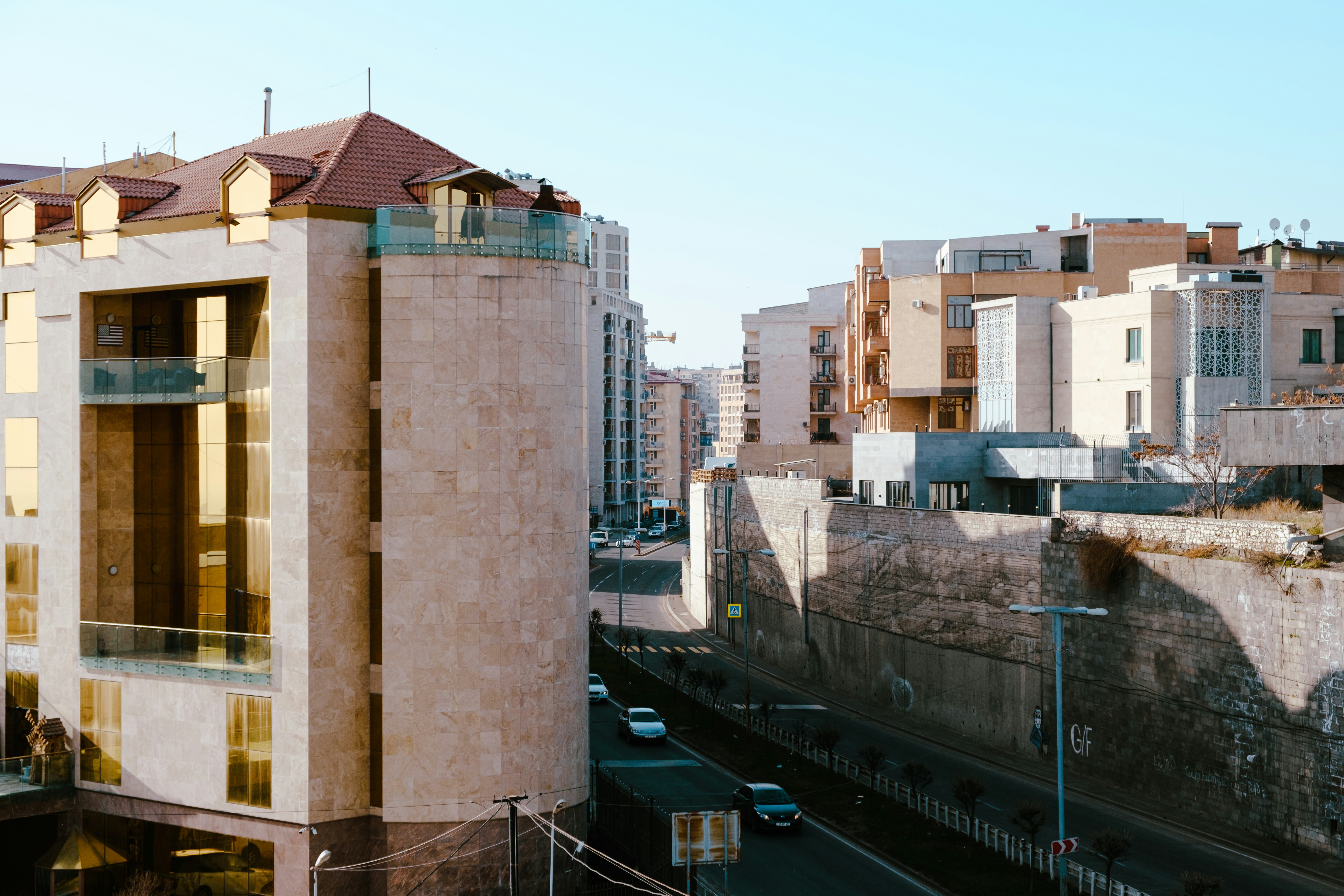 Un edificio alto junto a una calle de la ciudad foto – Imagen de Edificio gratuita en Unsplash