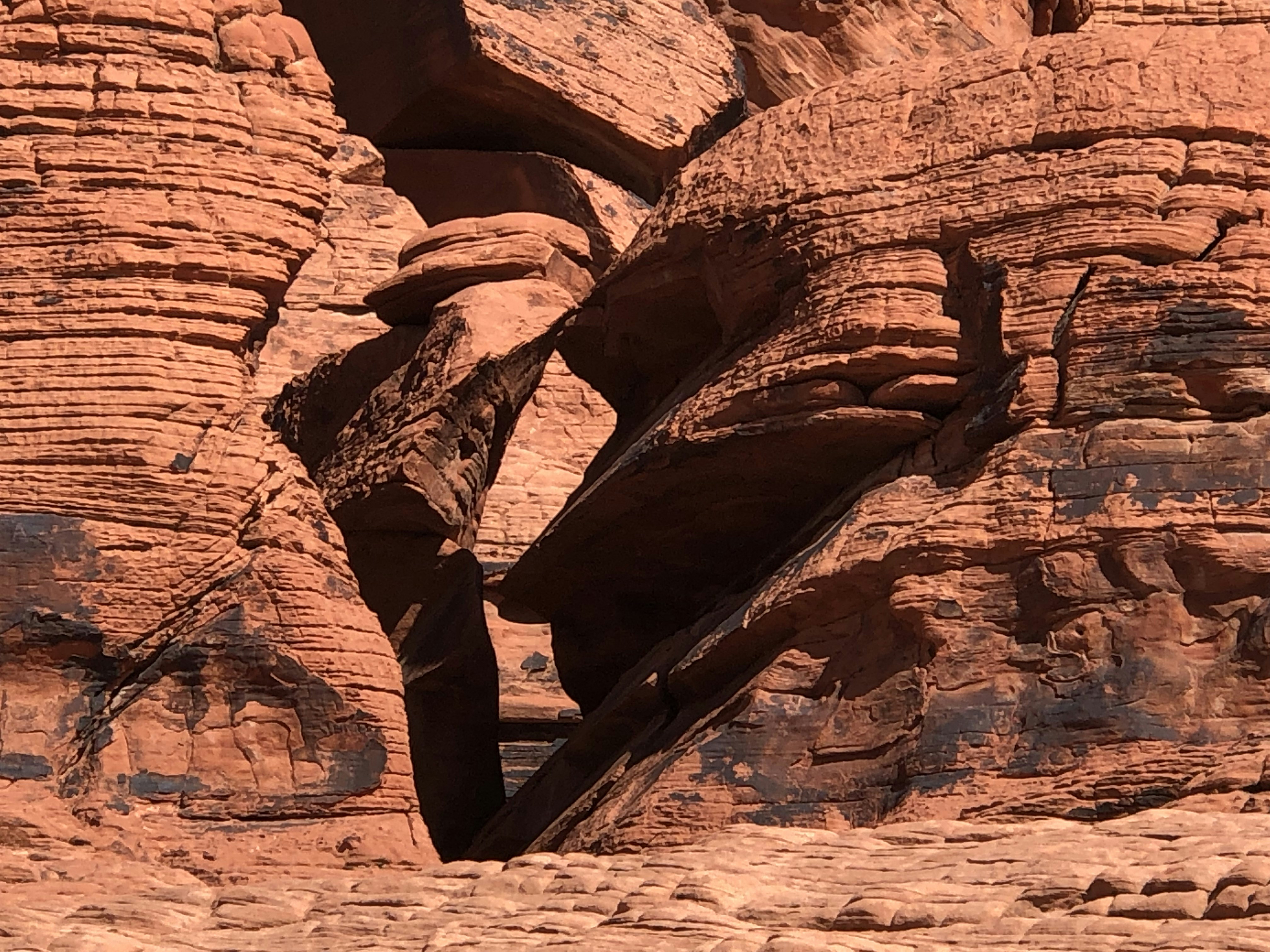 Une grande formation rocheuse au milieu d’un désert photo – Photo # ...