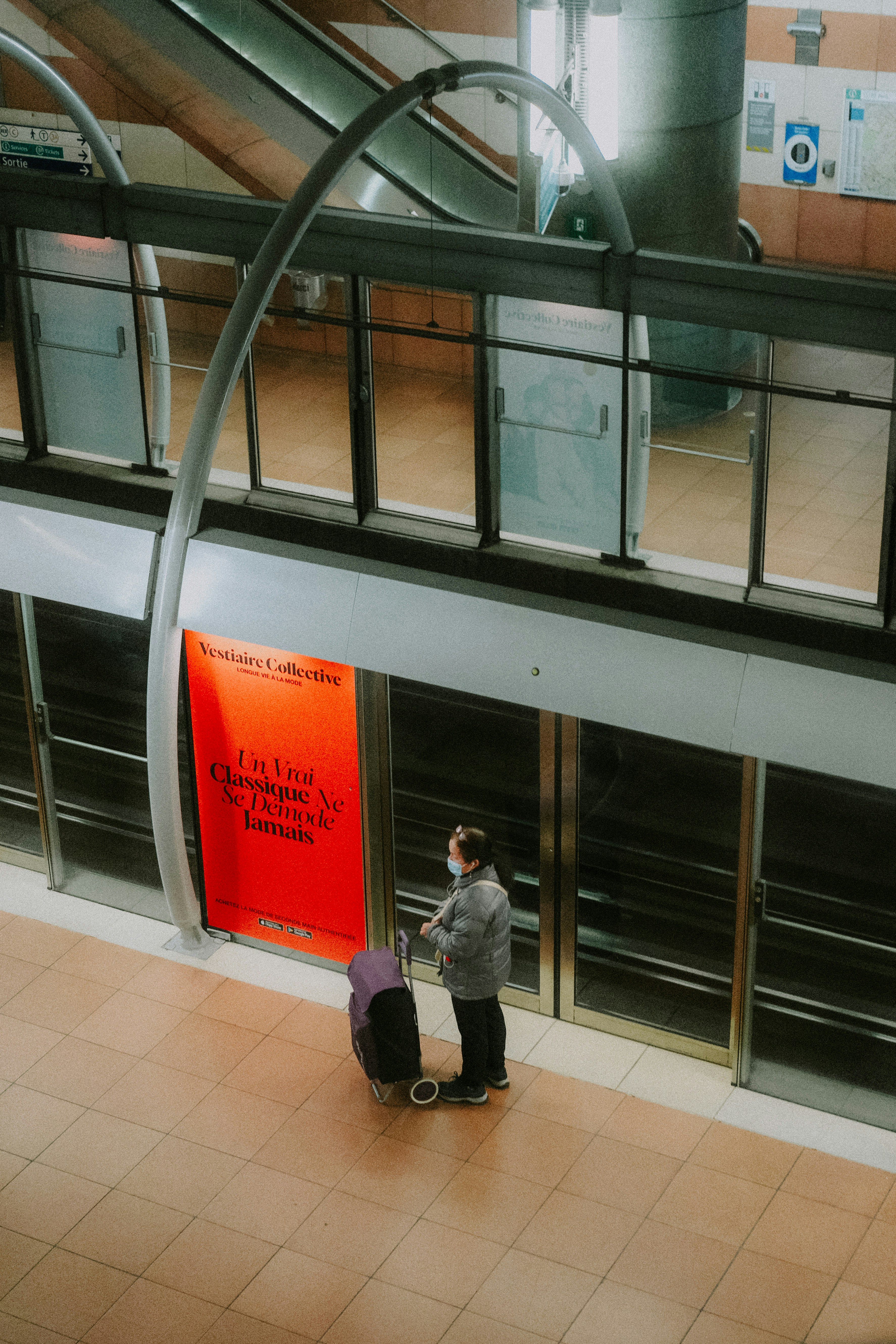 Deux personnes debout devant un panneau rouge photo – Photo La France ...