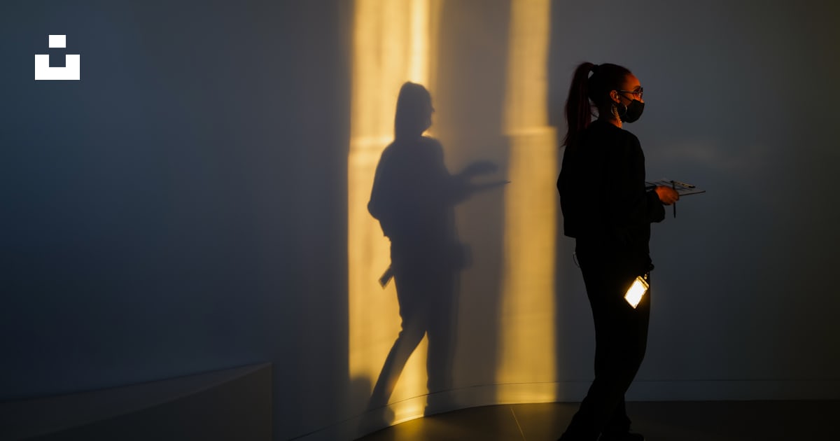Una Mujer Parada Frente A Una Pared Blanca Foto Imagen De Humano
