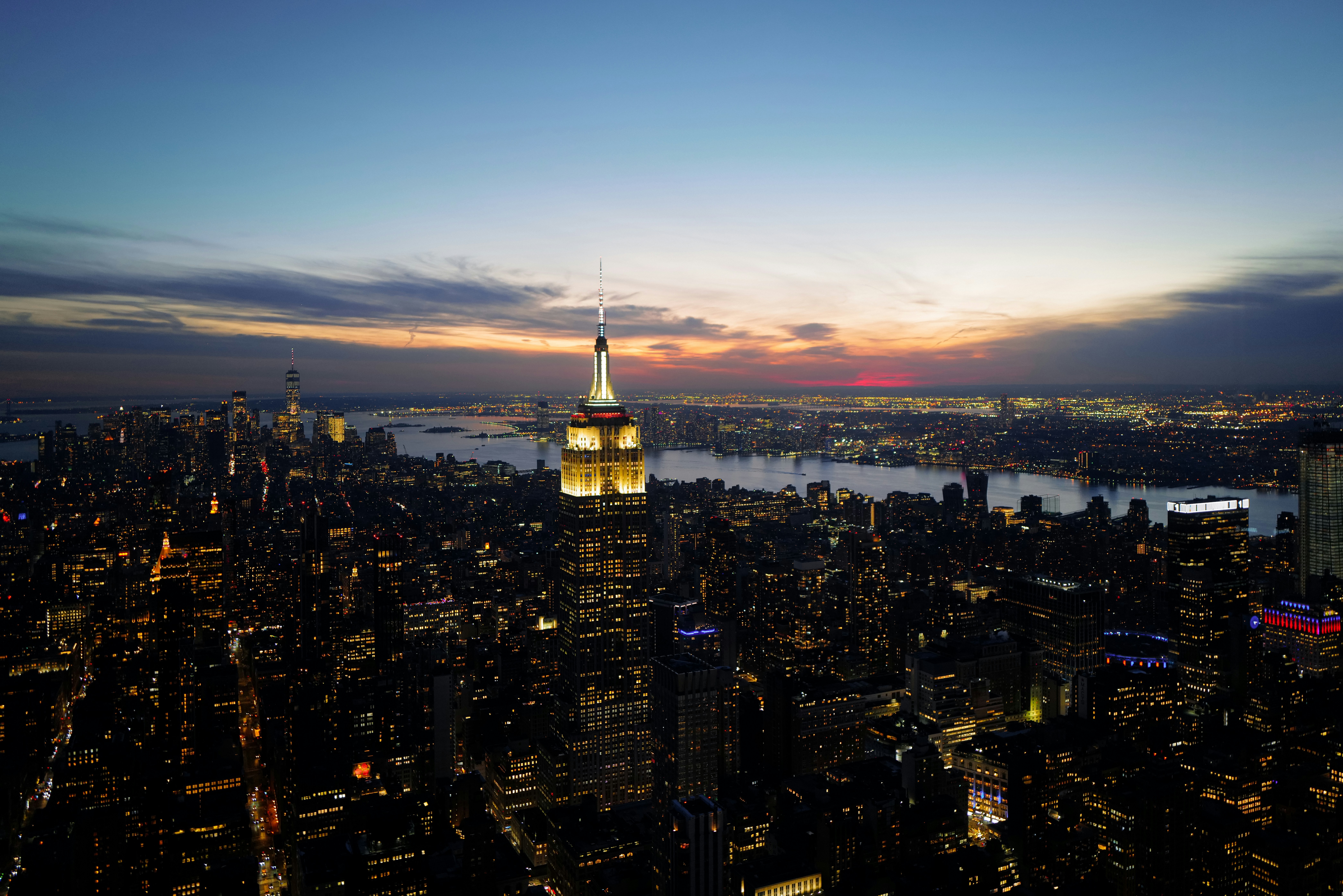 Une vue d’une ville la nuit depuis le sommet d’un immeuble photo ...
