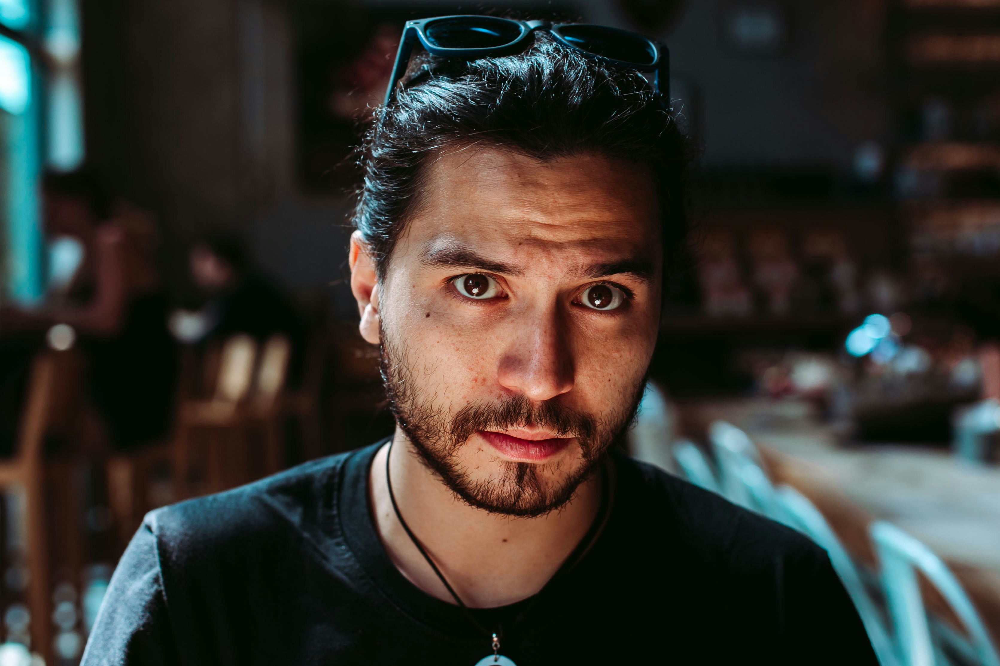 Foto zum Thema Ein Mann mit Spitzbart und Sonnenbrille schaut in die ...