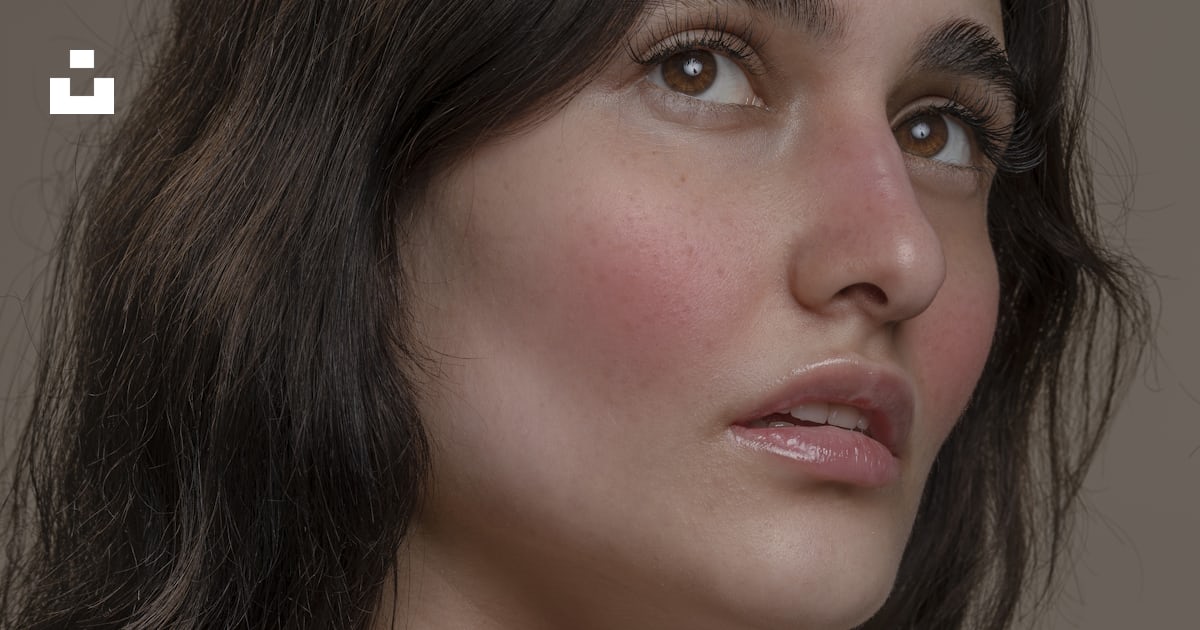 Un Primer Plano De Una Mujer Foto Imagen De Retrato Gratuita En Unsplash
