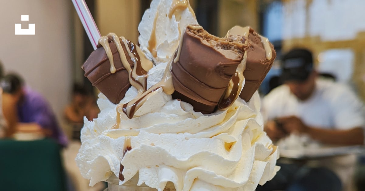 ホイップクリームとチョコレートで満たされたガラス瓶の写真 Unsplashの無料食物写真