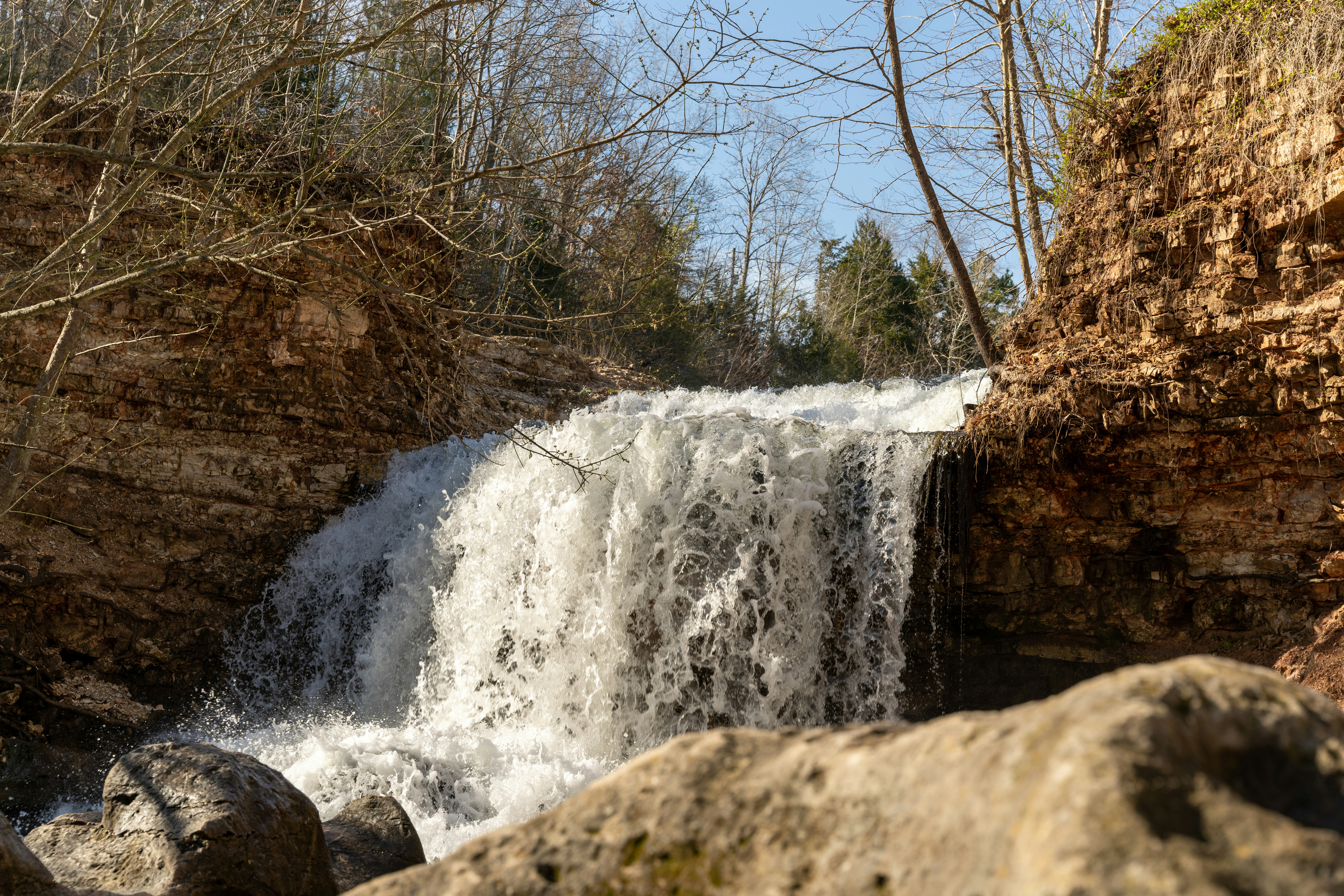 Foto Air terjun besar di tengah daerah berbatu – Gambar Air terjun ...