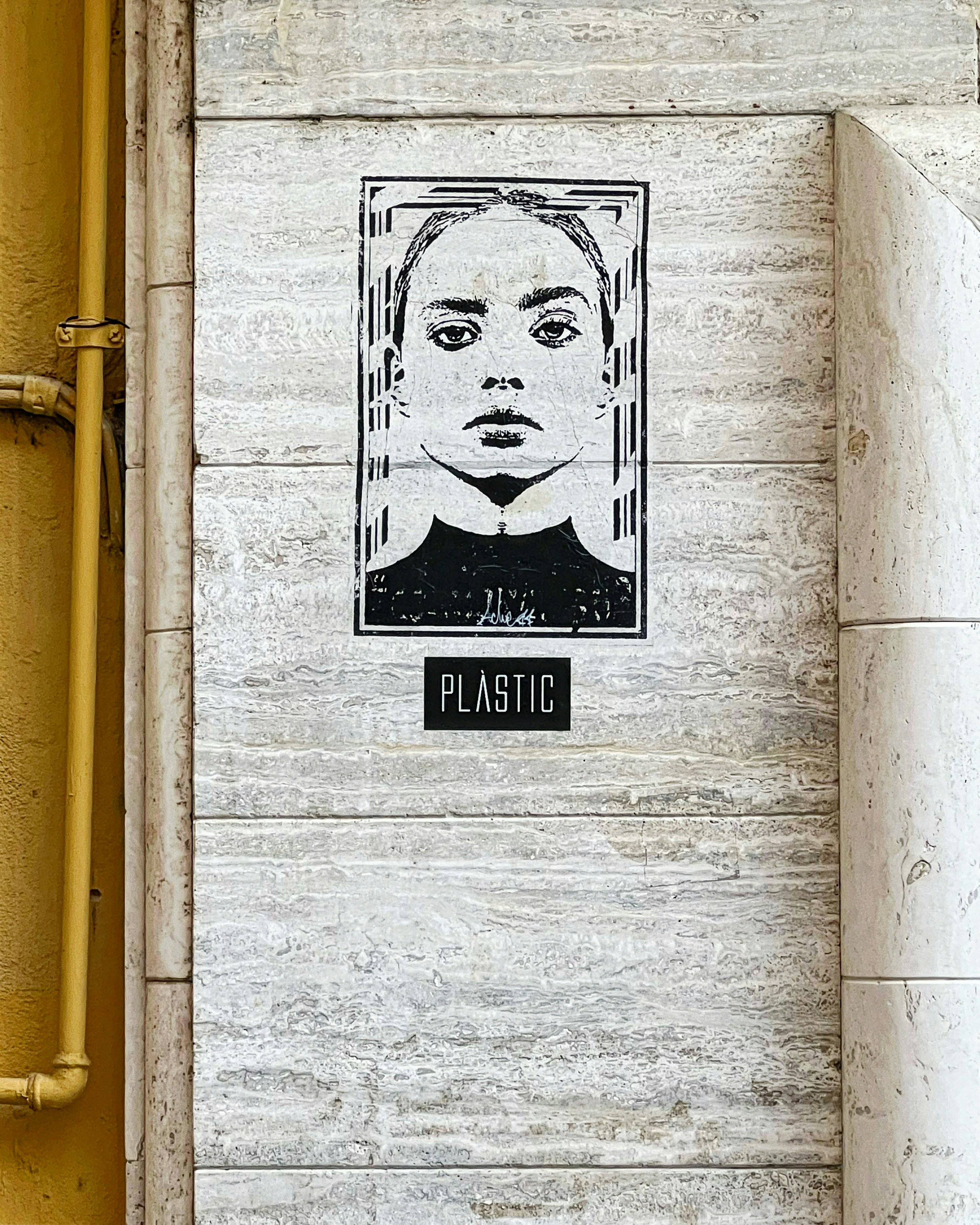 A picture of a woman's face on a wall photo – Free Street photography ...