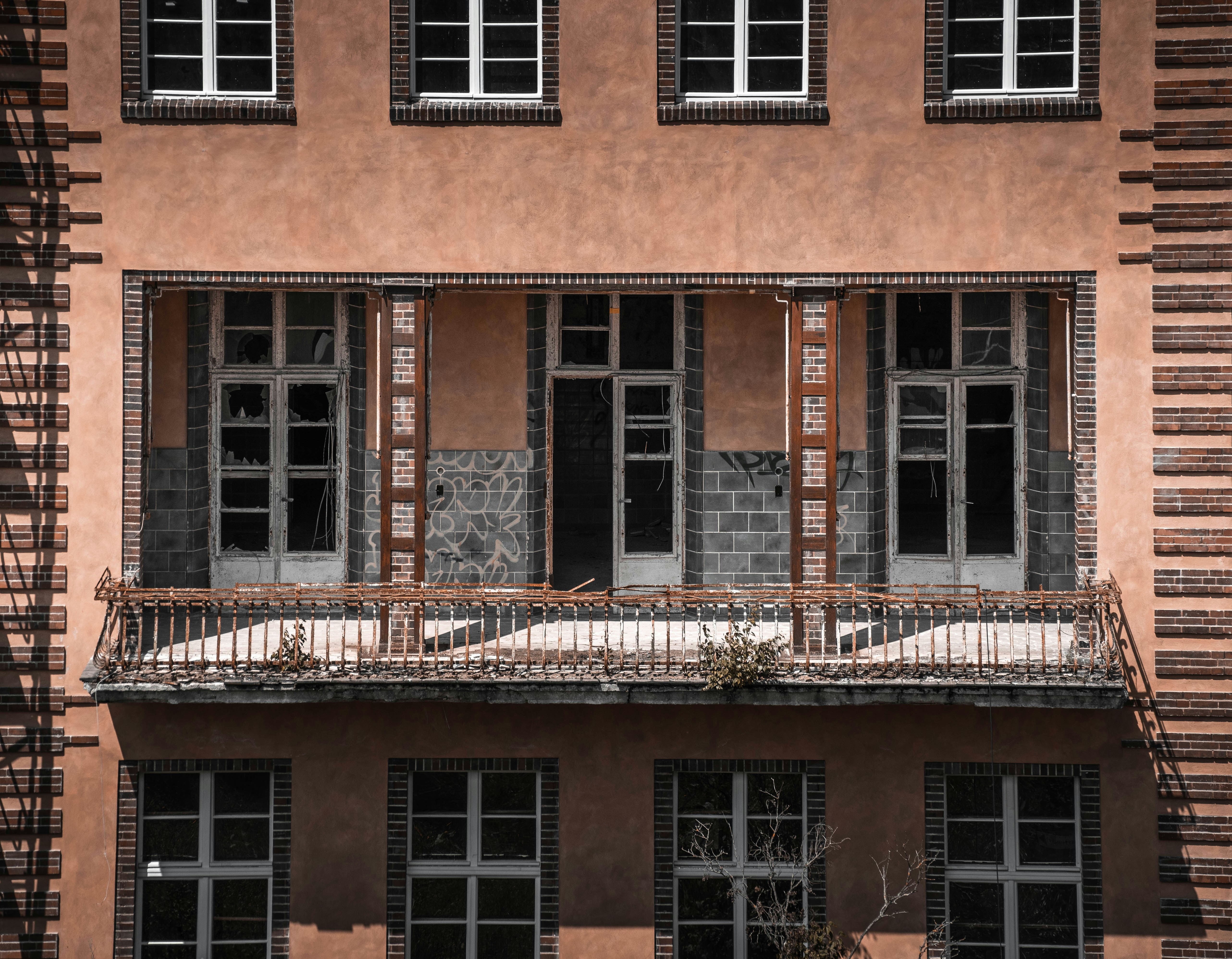 Whispered Decay on a Brick Balcony