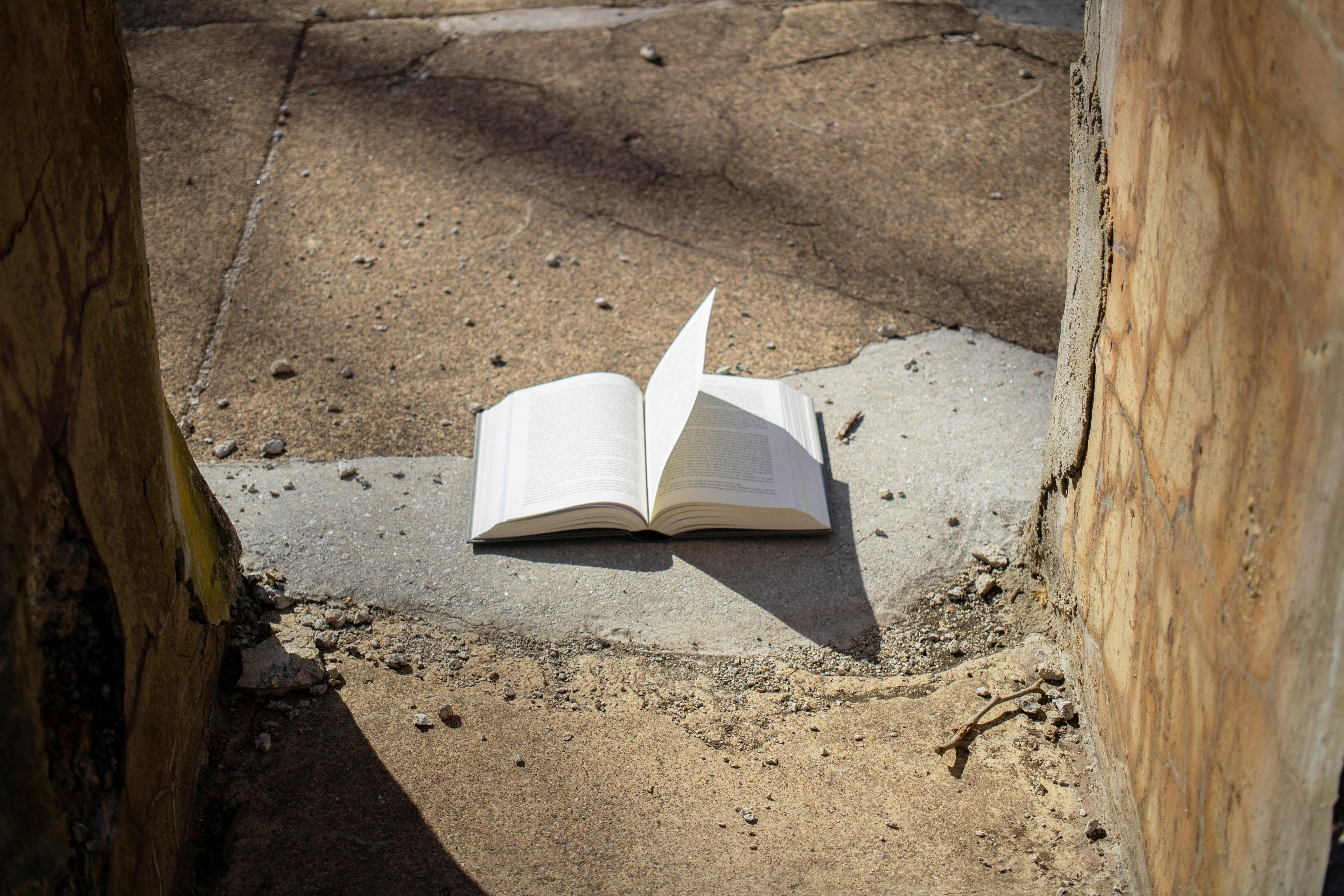 Un livre ouvert posé sur une dalle de ciment photo – Photo Livre ...