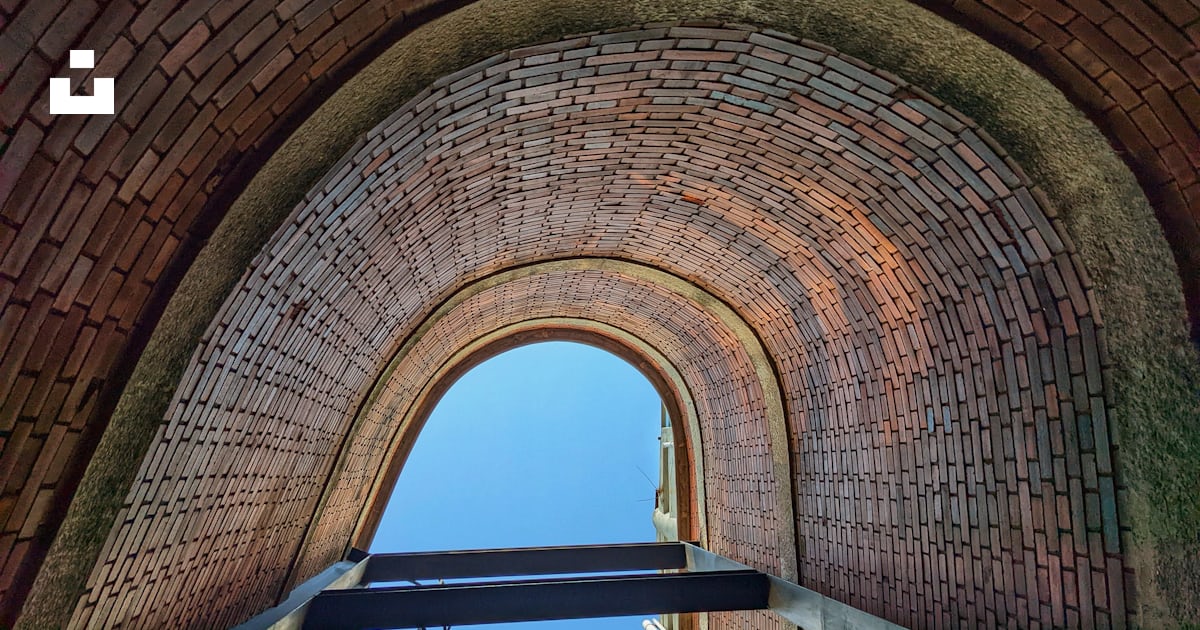 Blick auf ein sehr hohes Gebäude durch einen Torbogen Foto ... Blick auf ein sehr hohes Gebäude durch einen Torbogen Foto ...