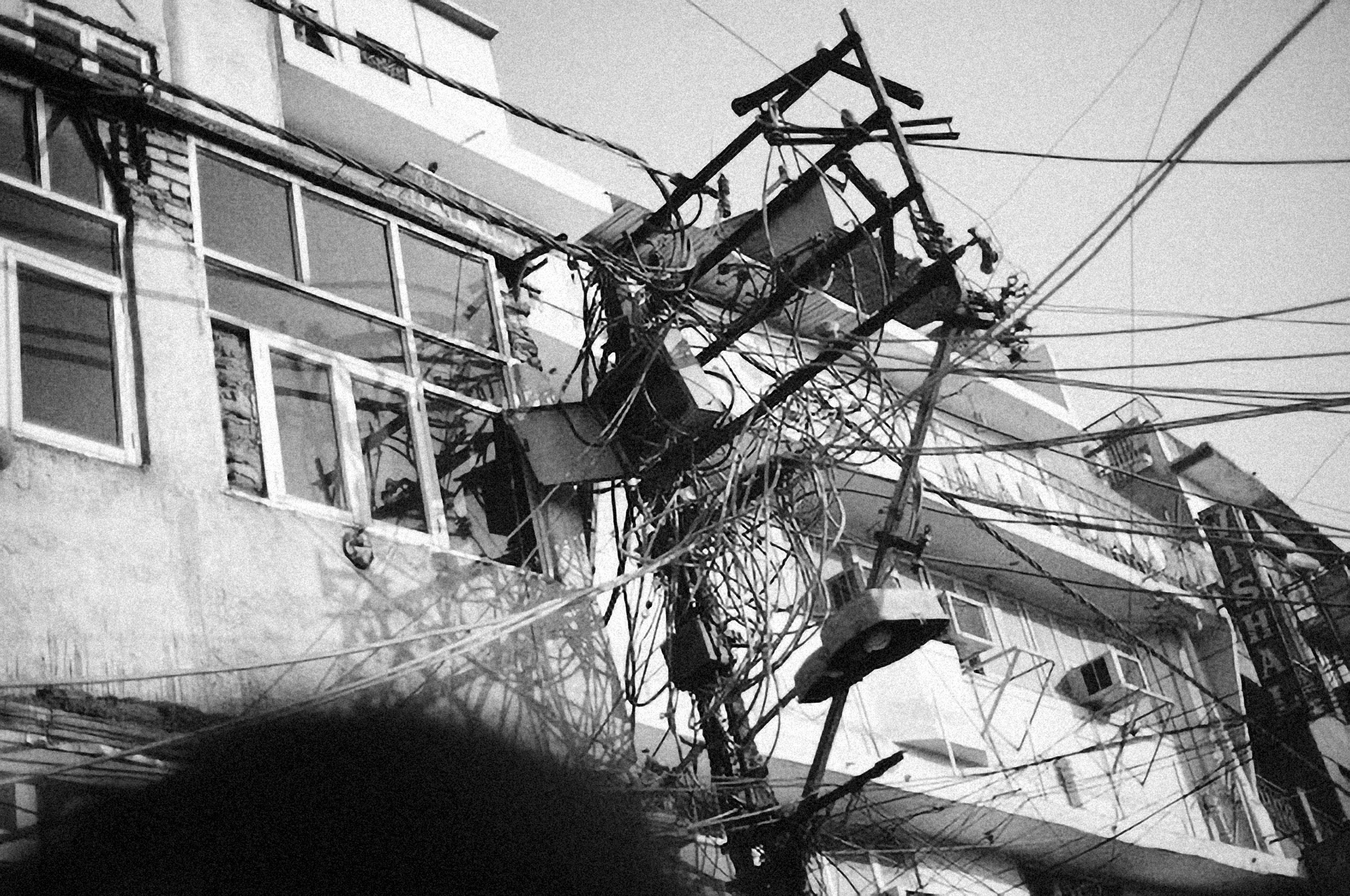 Une photo en noir et blanc d’un poteau téléphonique photo – Photo Gris ...