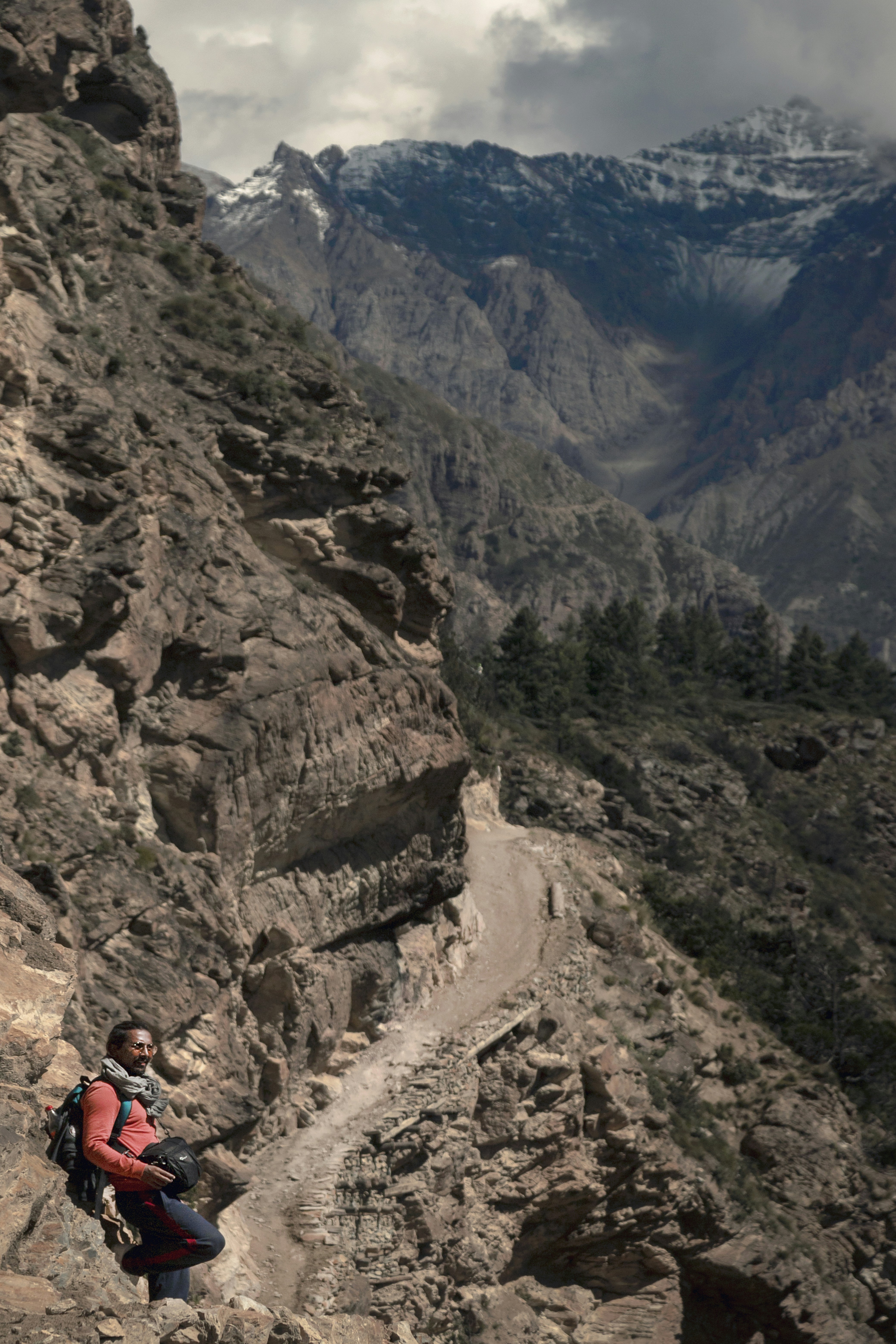 Un homme en randonnée sur le flanc d’une montagne photo – Photo Dolpa ...