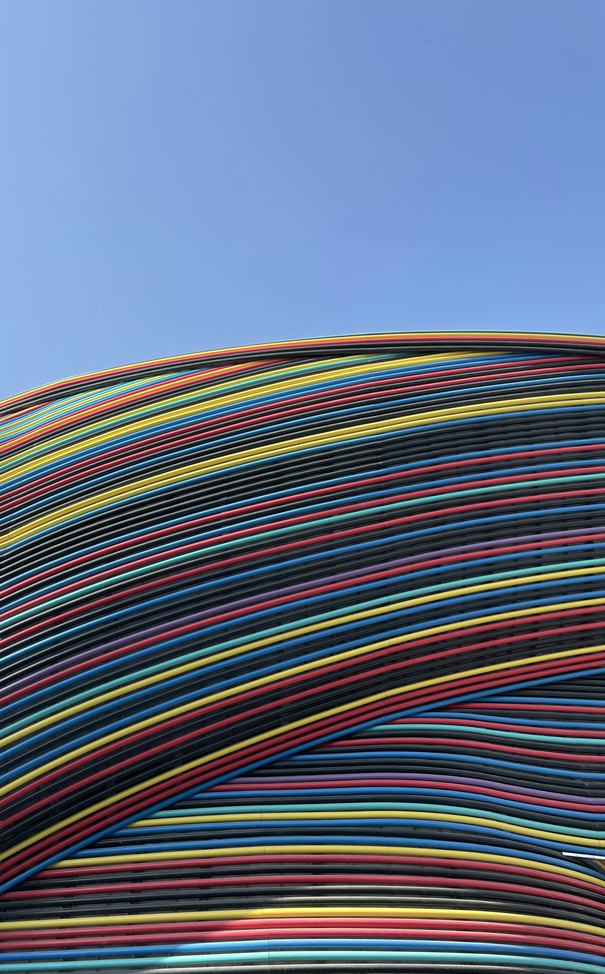 Una gran pila de cables multicolores contra un cielo azul foto – Imagen ...