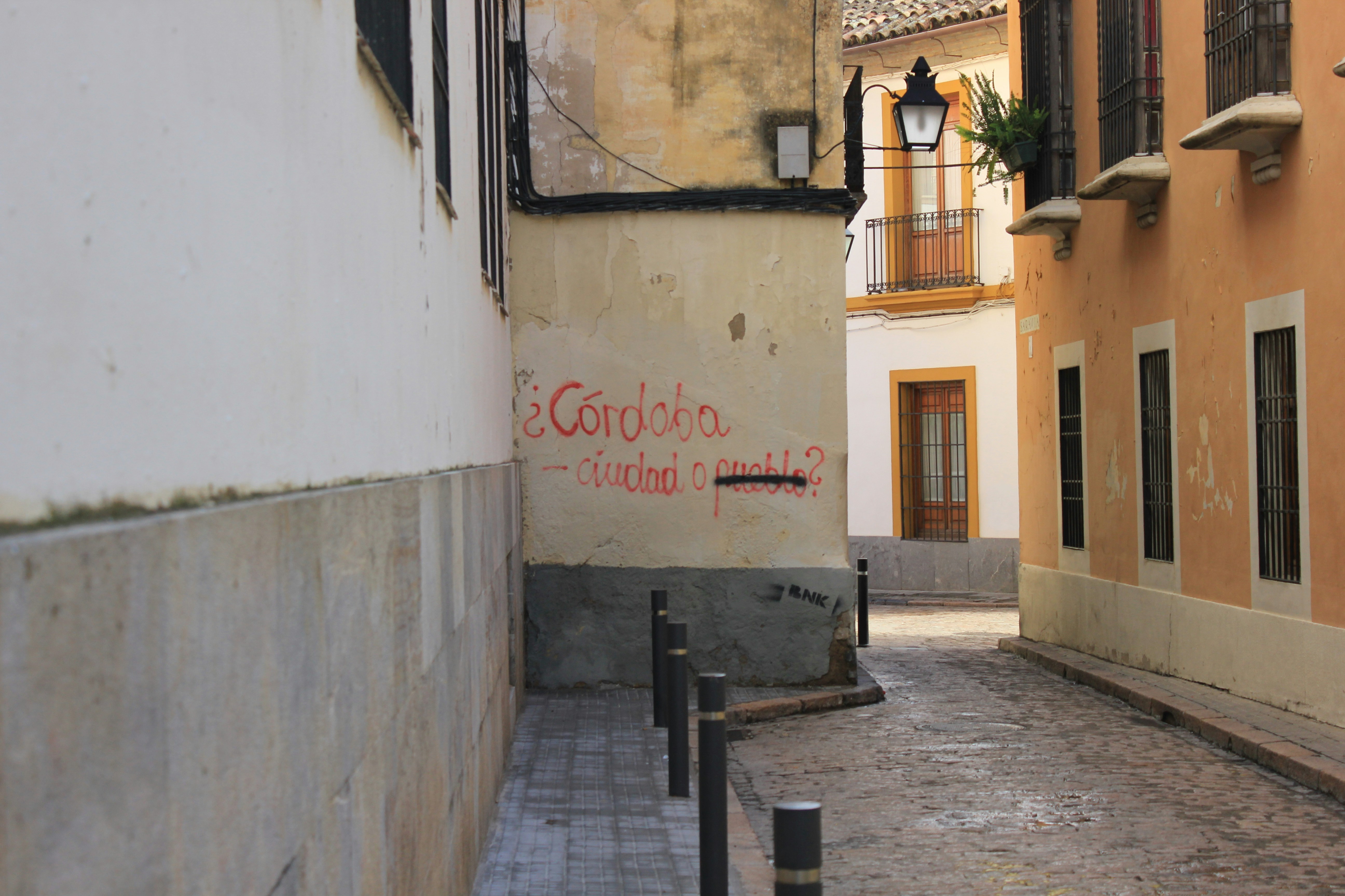 Un callejón estrecho con graffiti en la pared foto – Imagen de España ...