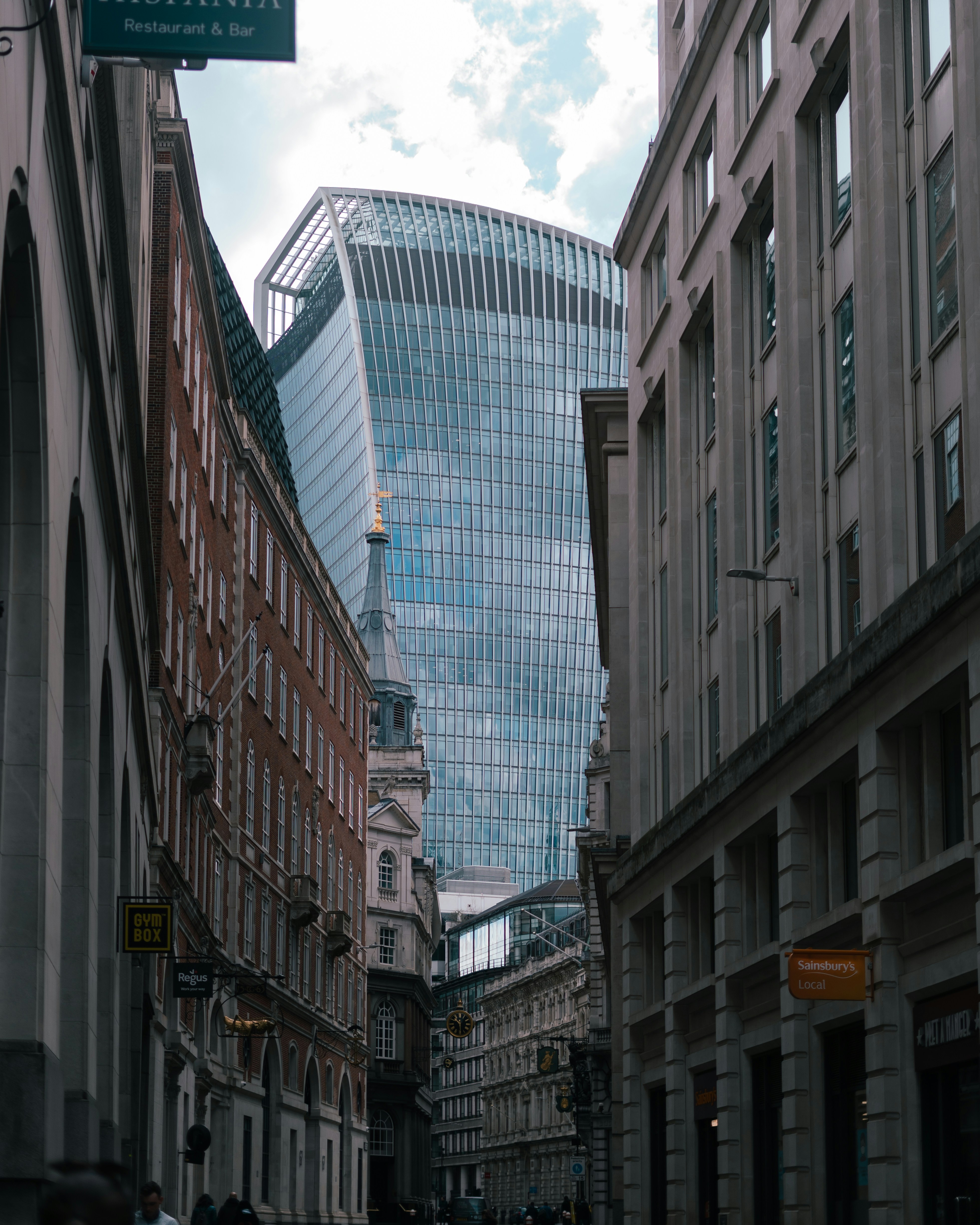 Foto Una calle de la ciudad llena de edificios altos junto a edificios ...