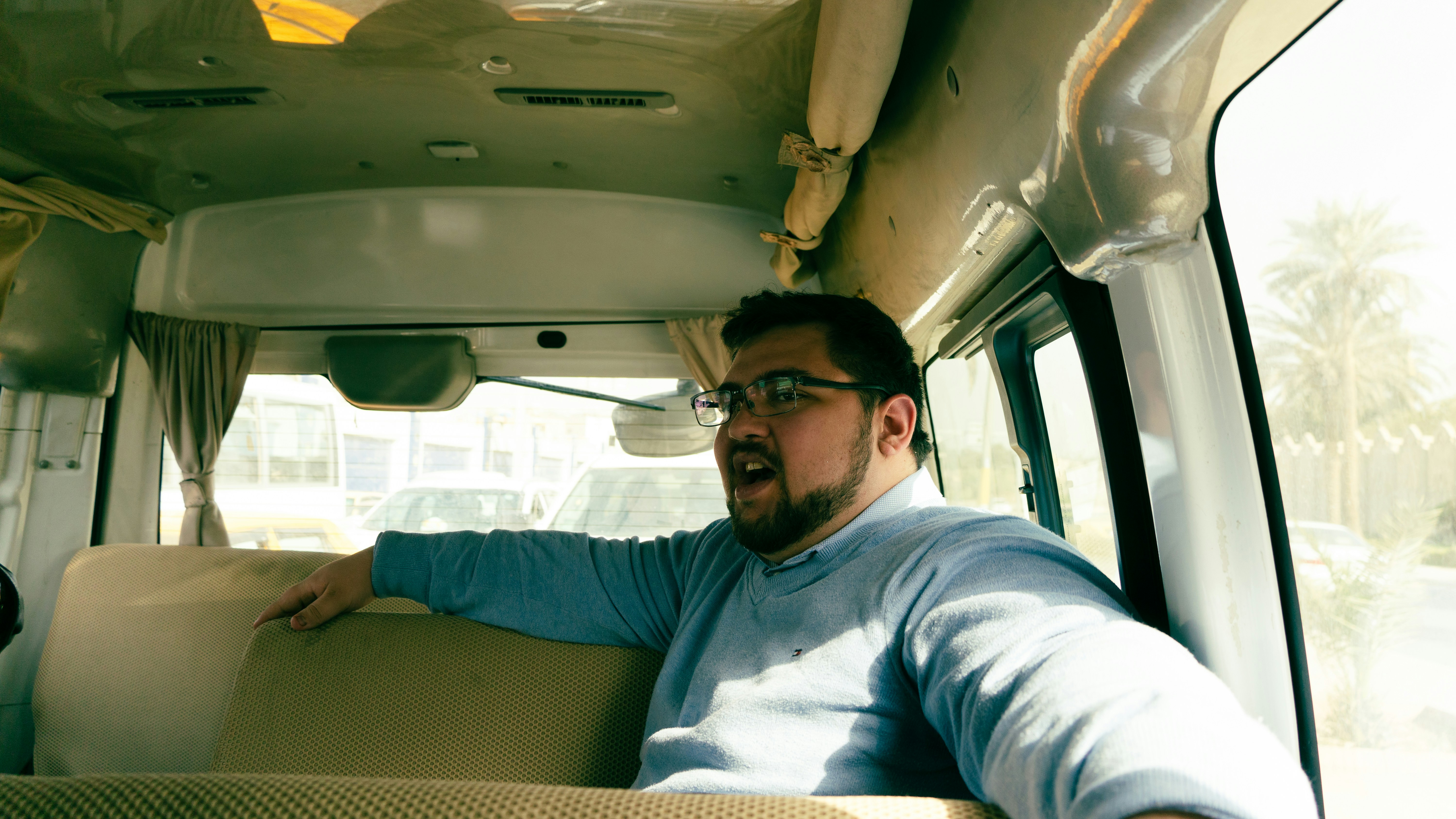 Un homme est assis à l’arrière d’un bus photo – Photo Humain Gratuite ...