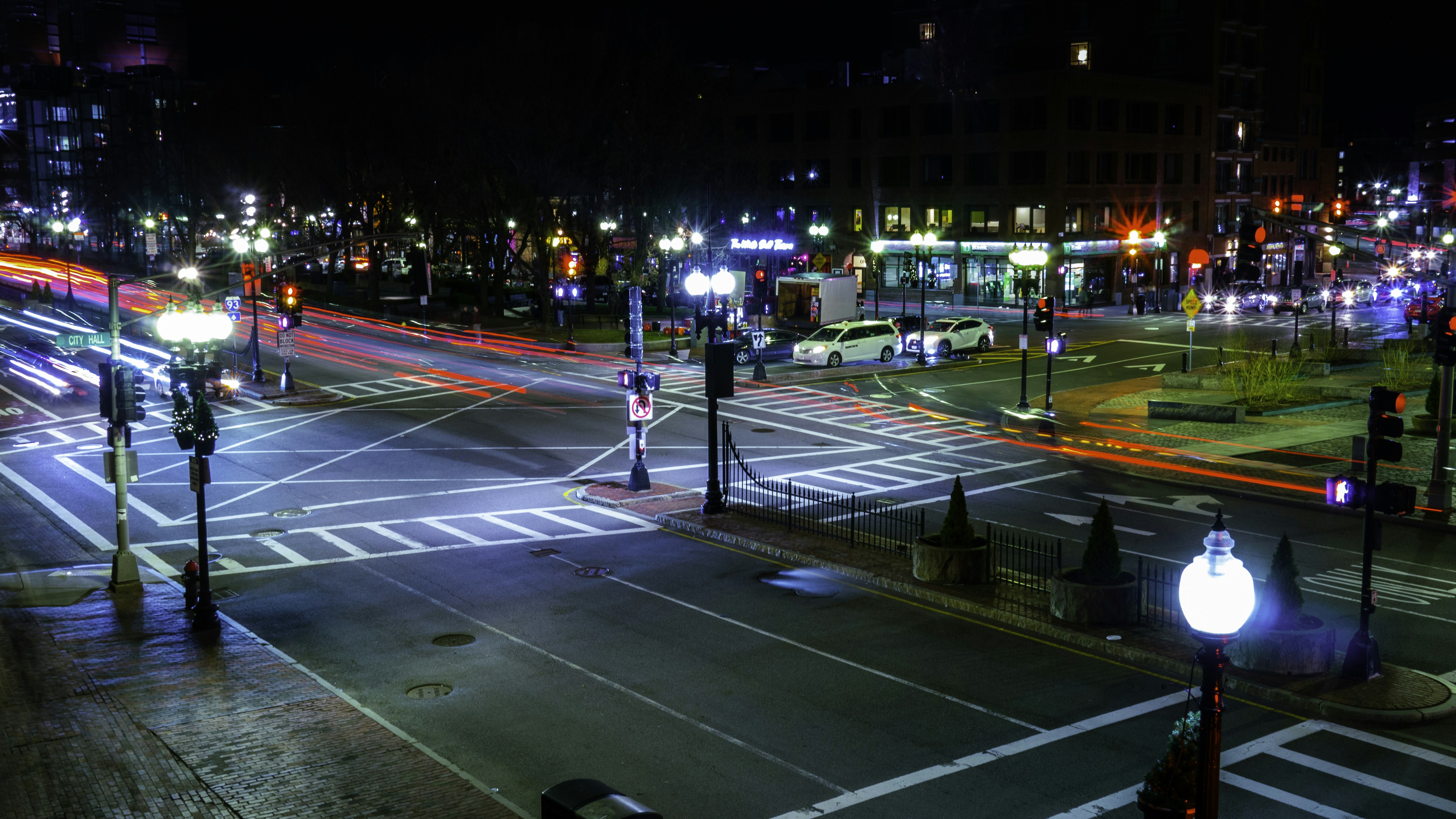 Une rue de la ville remplie de beaucoup de circulation la nuit photo ...