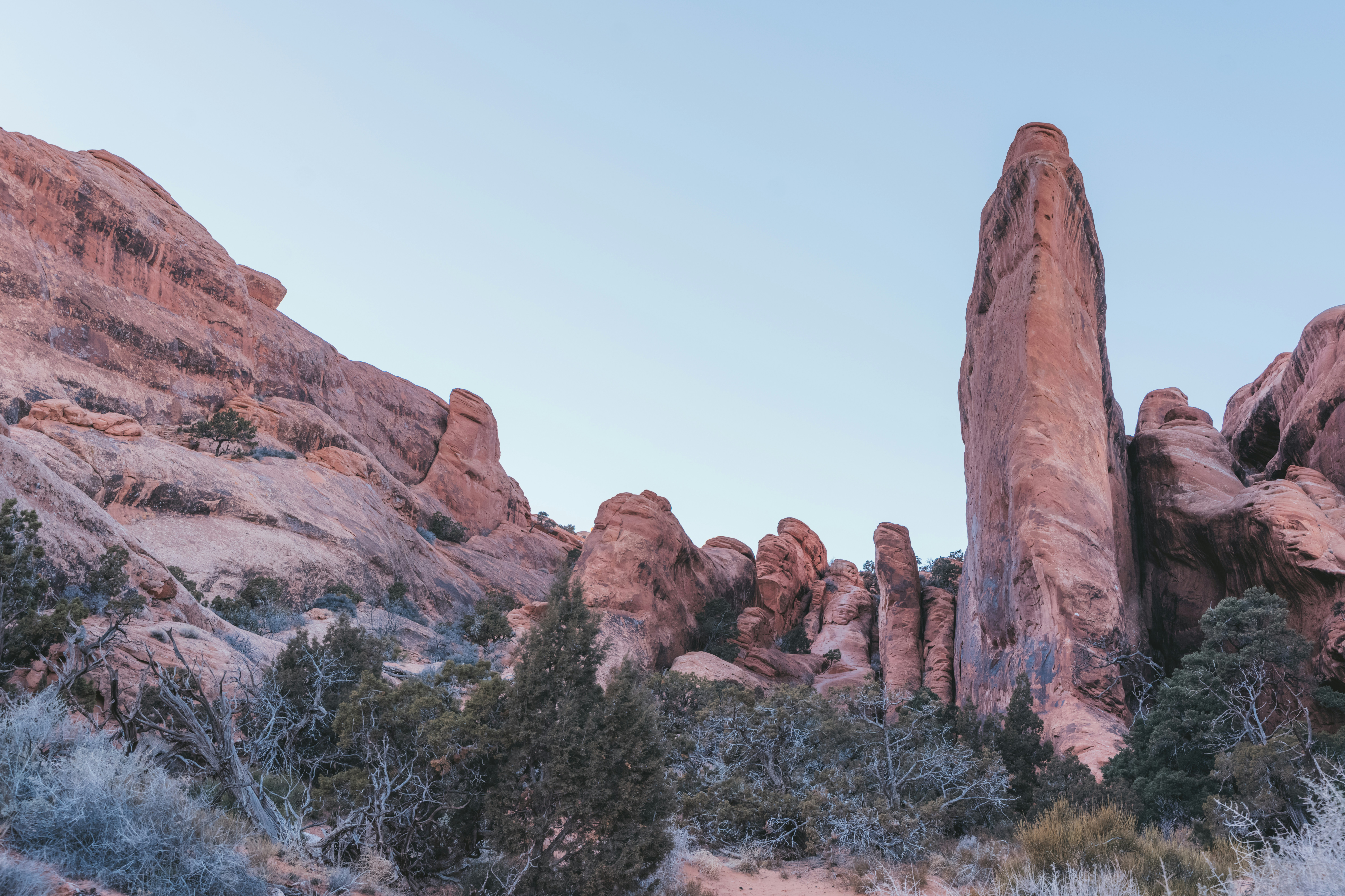 Une grande formation rocheuse au milieu d’un désert photo – Photo La ...