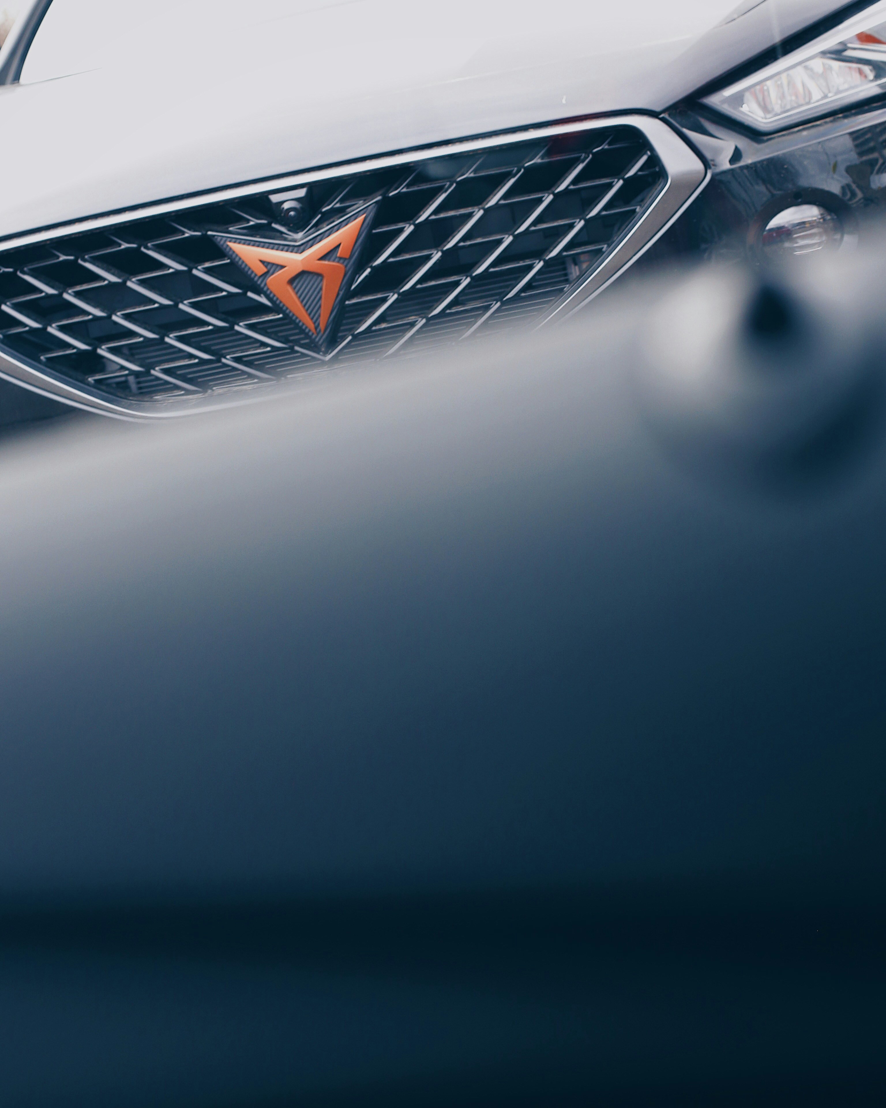 Amber Emblem Framing the Diamond Grille: A Quiet Front-Focus Portrait